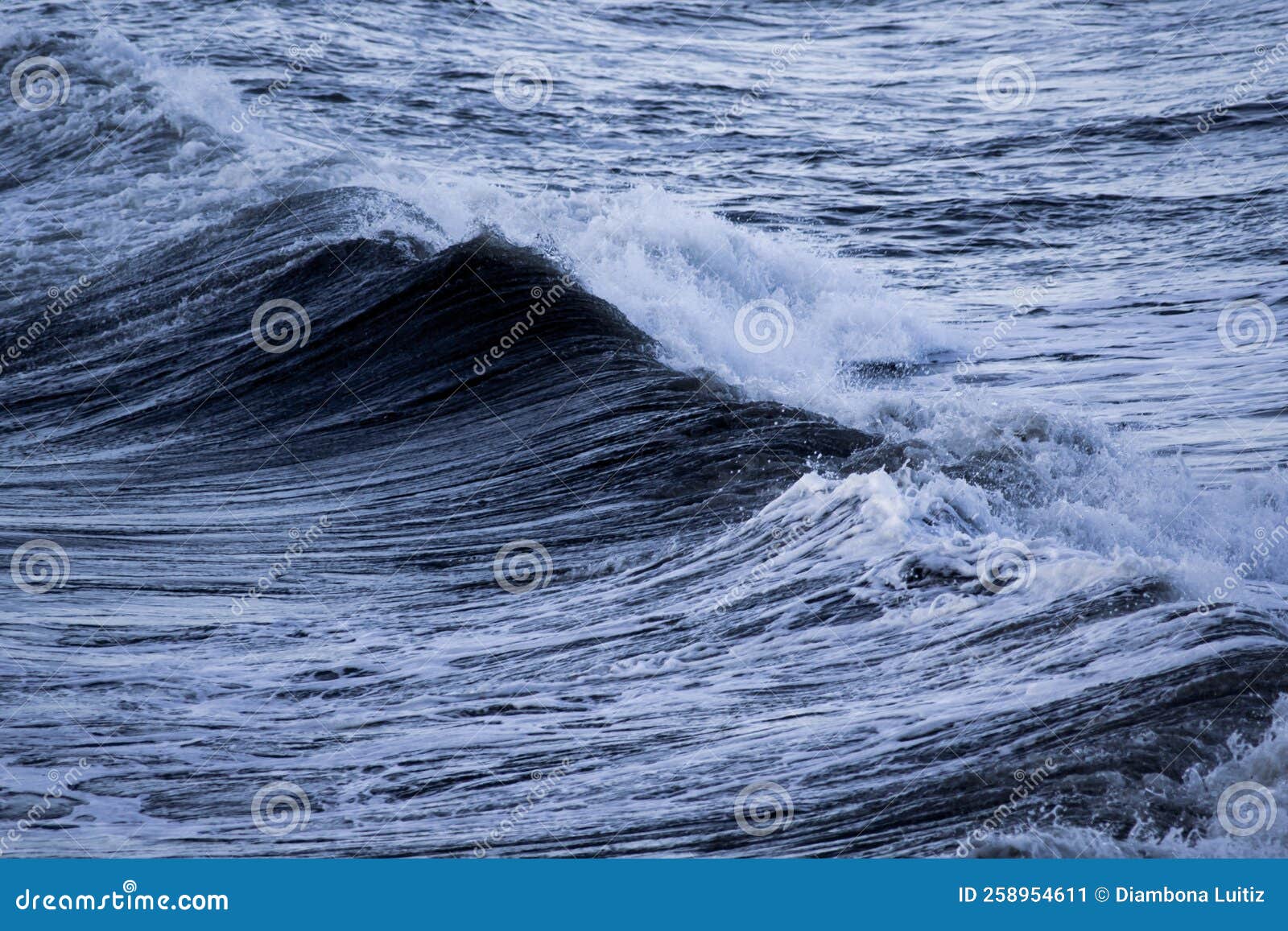 El mar y sus olas imagen de archivo. Imagen de viento - 258954611