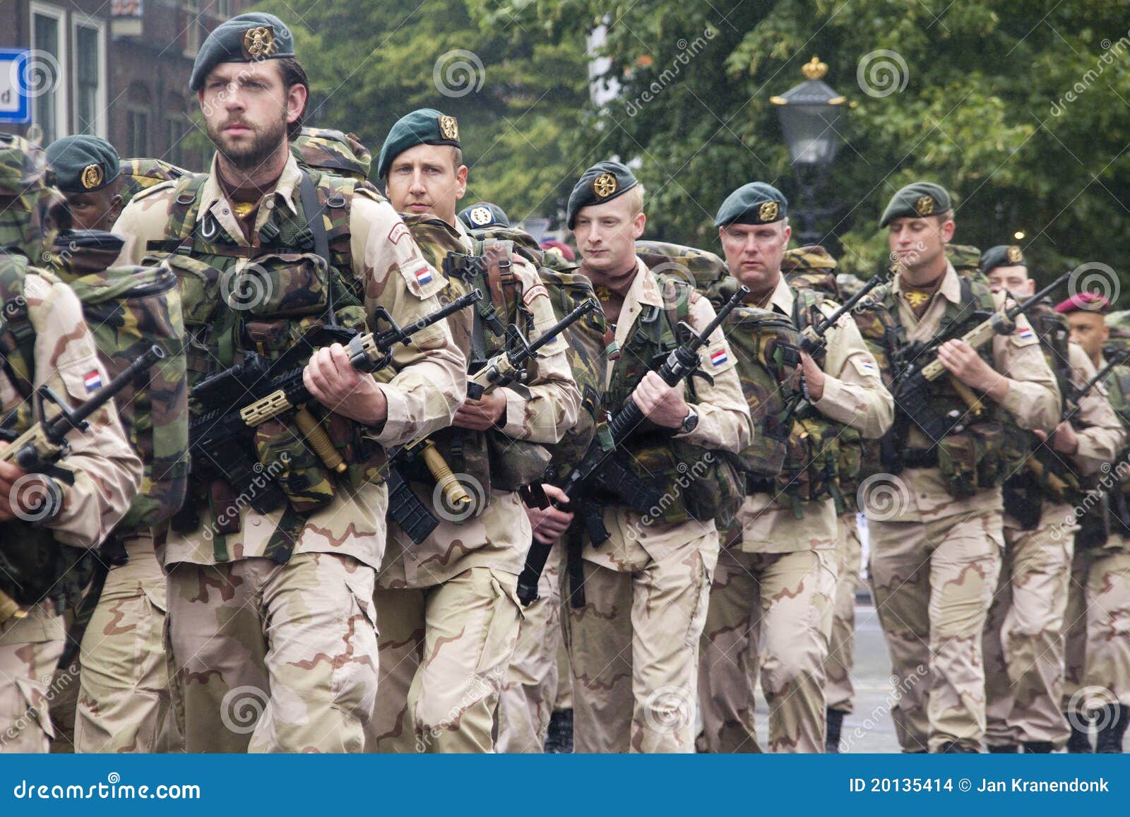 El marchar de los soldados imagen de archivo editorial. Imagen de ...