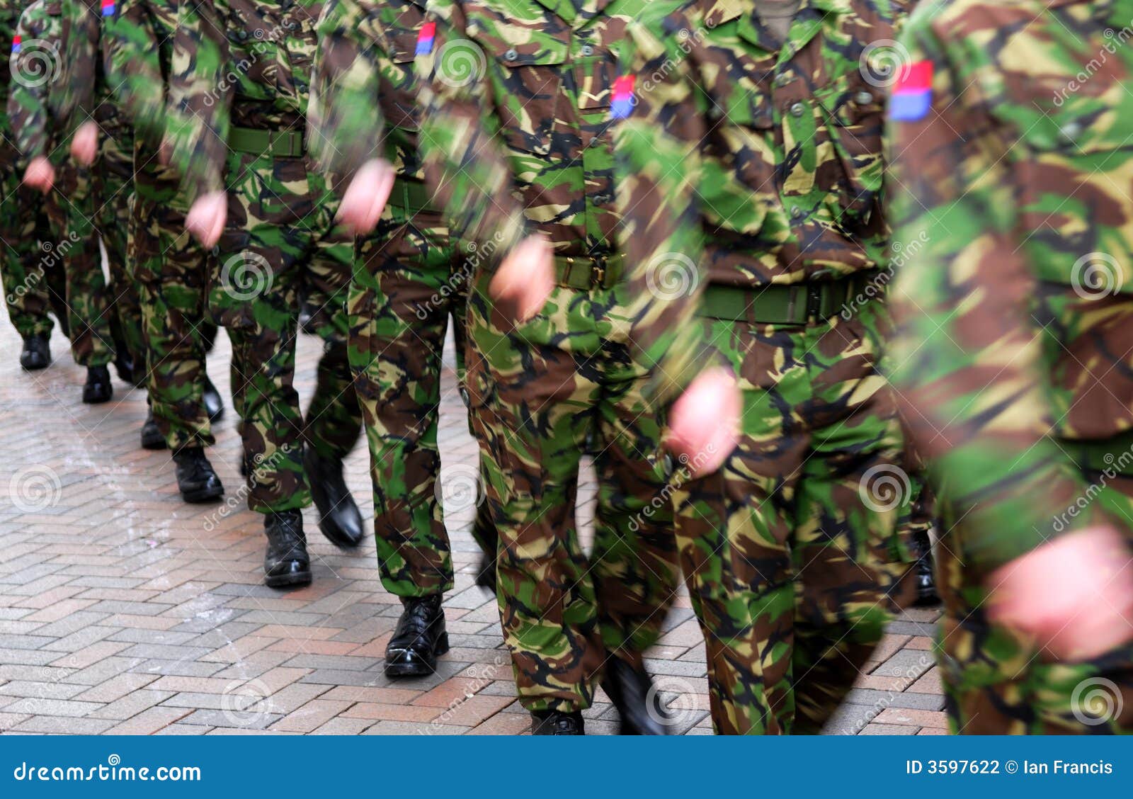 El Marchar De Los Soldados. Foto de archivo - Imagen de camuflaje ...