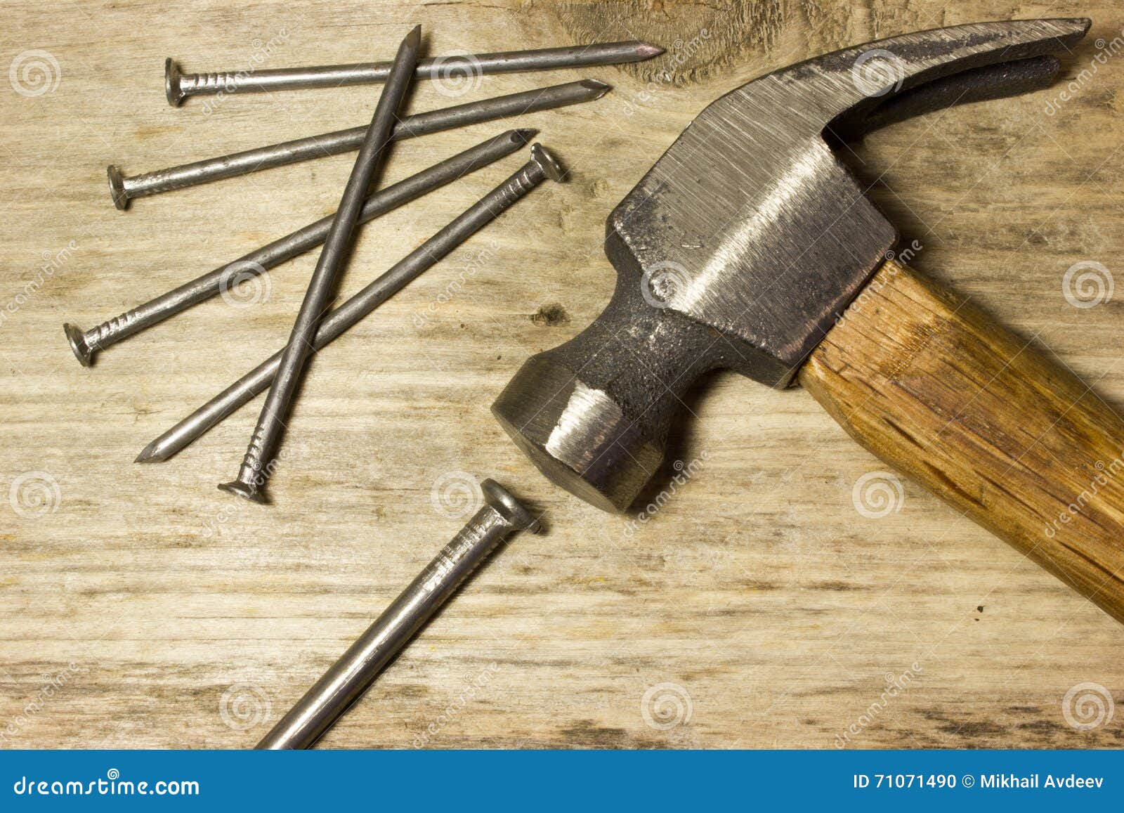 El martillo y los clavos foto de archivo. Imagen de martillo - 71071490