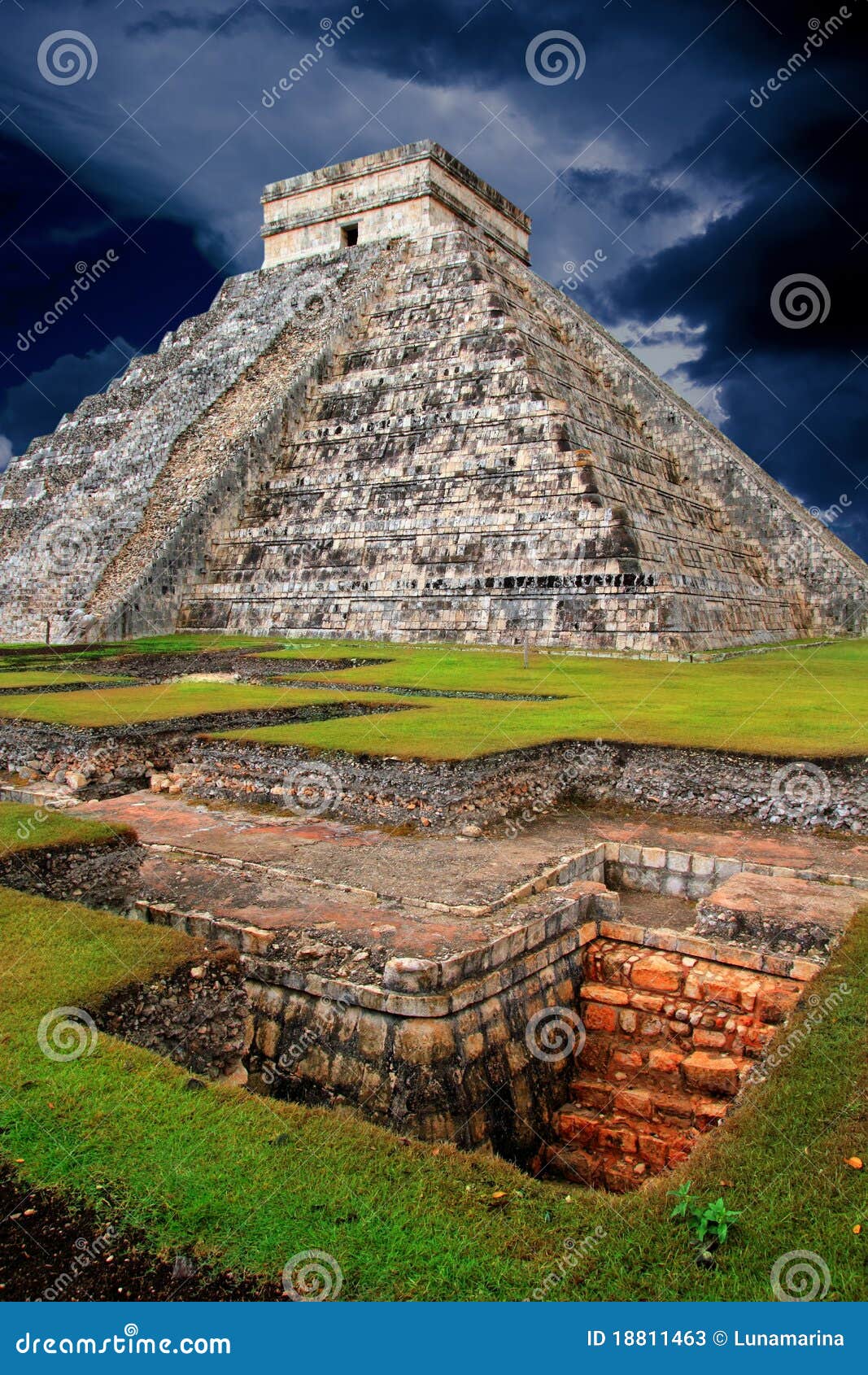 EL Maya Castillo De Pyramide De Chichen Itza Kukulcan Image stock ...