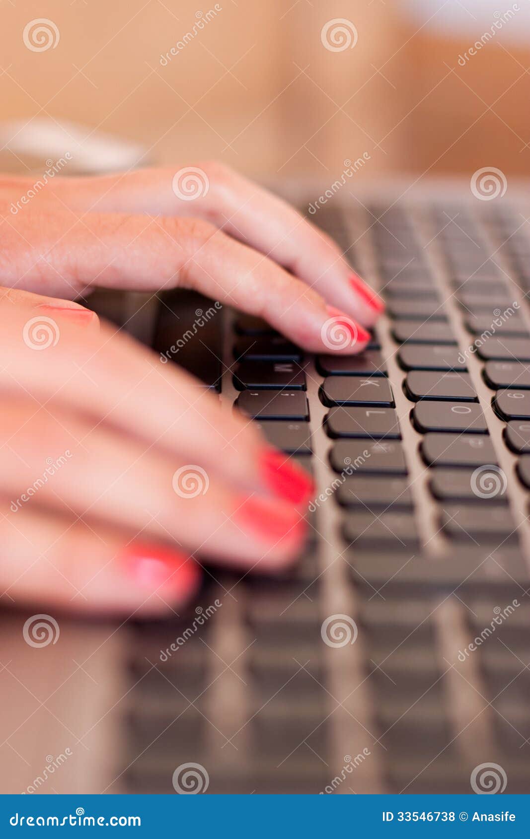El Mecanografiar De Las Manos De La Mujer Foto de archivo - Imagen de ...