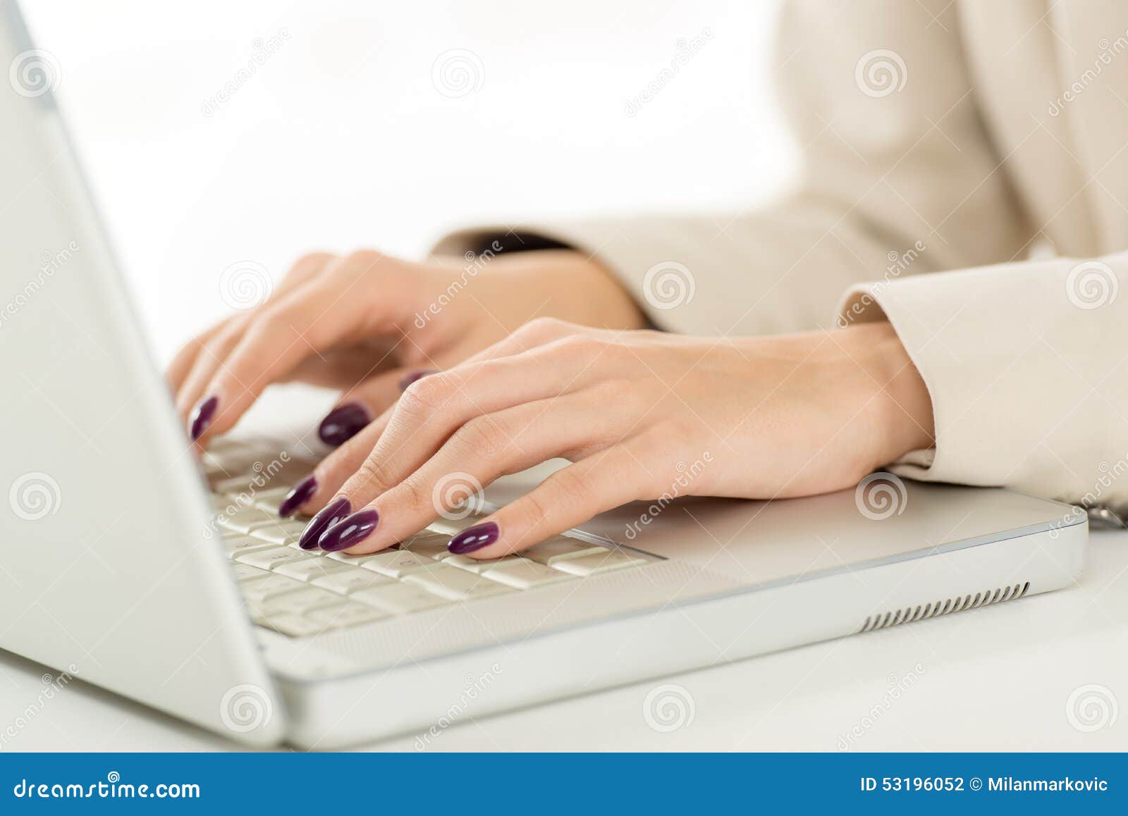 El Mecanografiar En El Teclado Foto de archivo - Imagen de persona ...