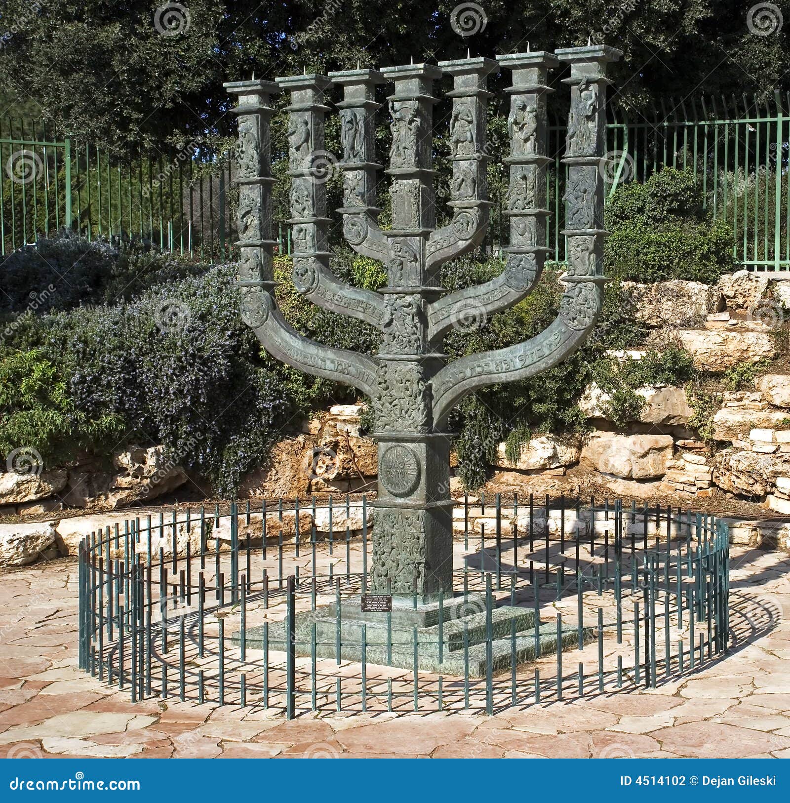 El Menorah del Knesset foto de archivo. Imagen de kneset - 4514102