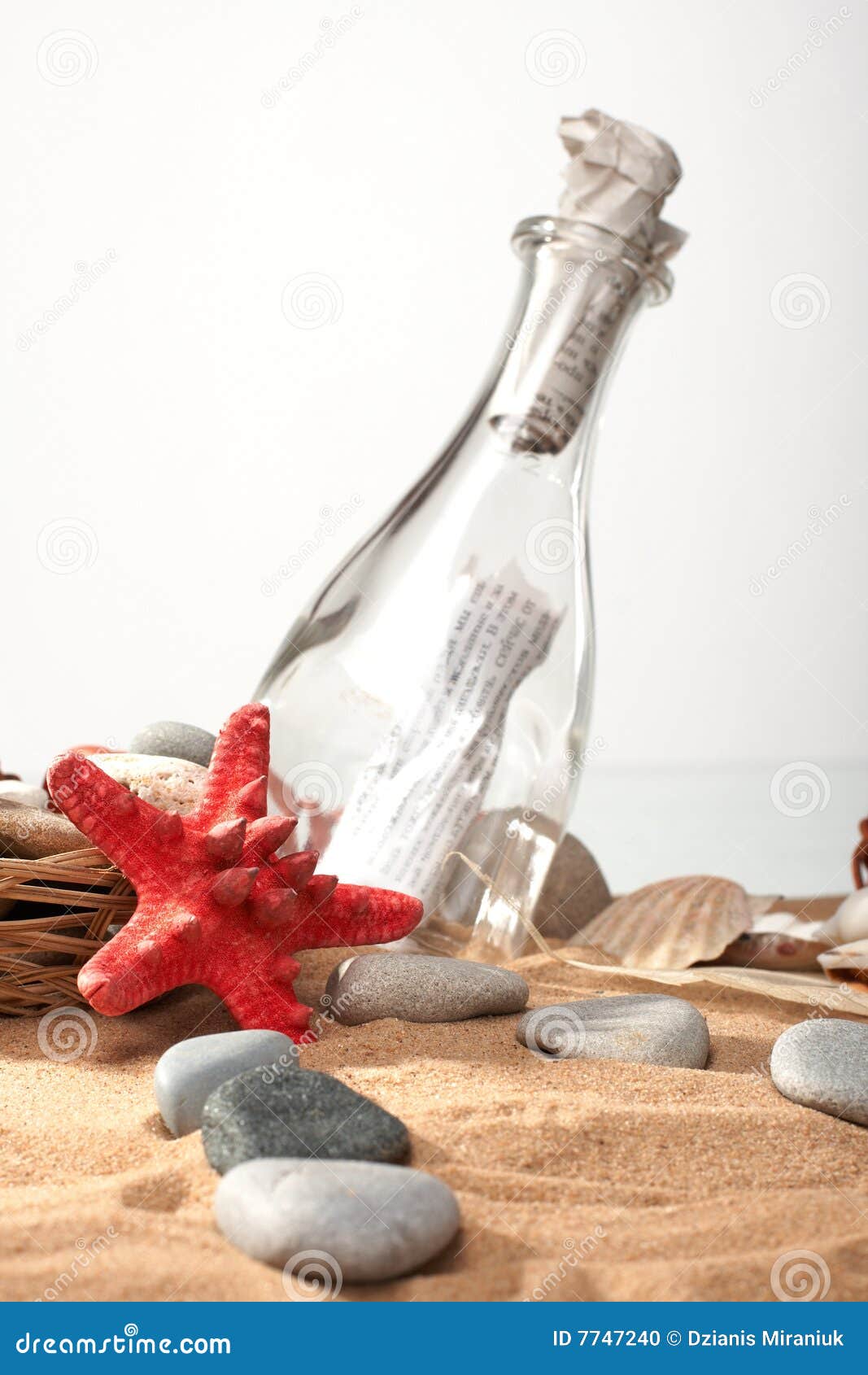 El mensaje en una botella foto de archivo. Imagen de relajante - 7747240