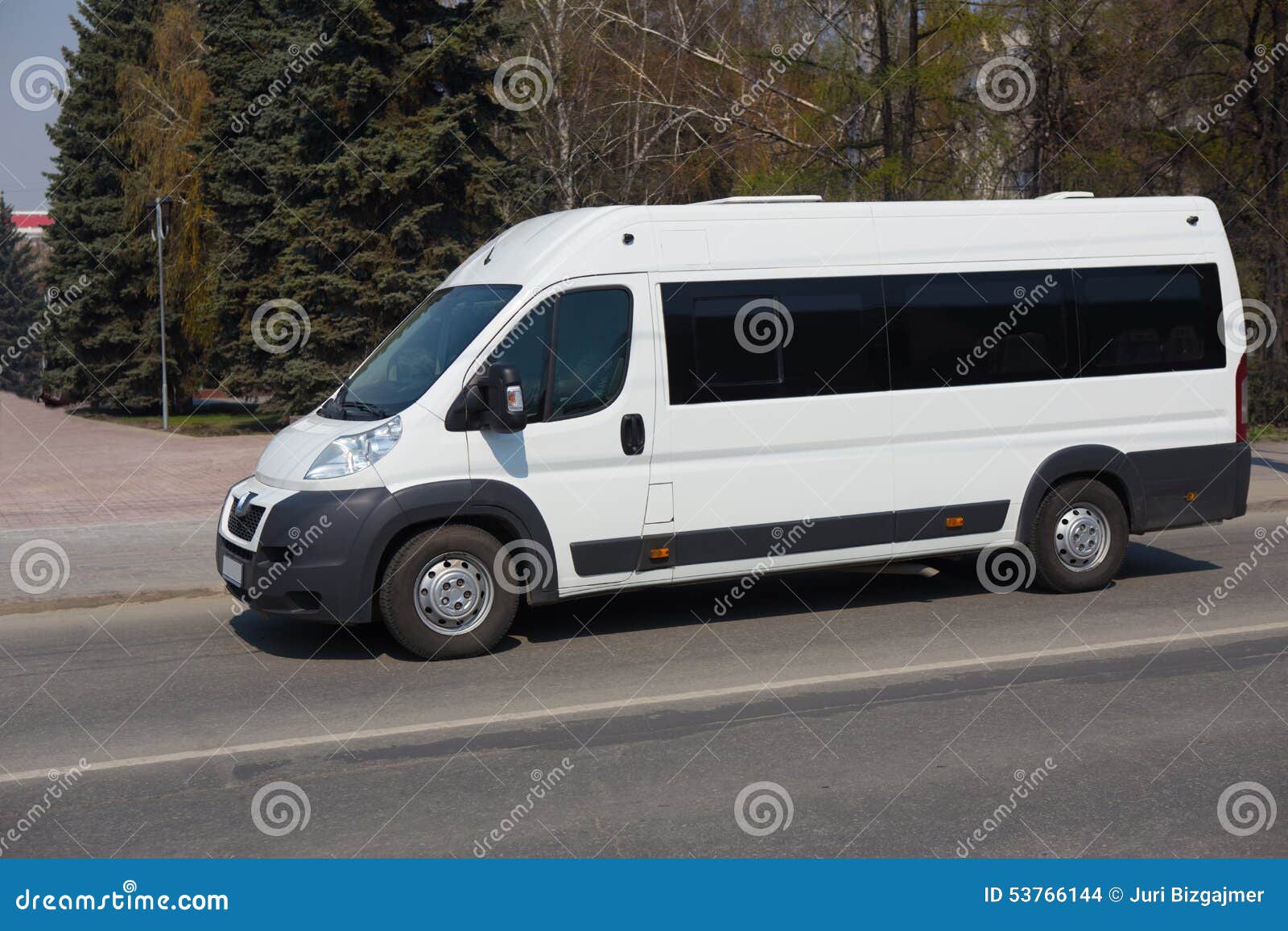El microbús va en ciudad foto de archivo. Imagen de recorrido - 53766144