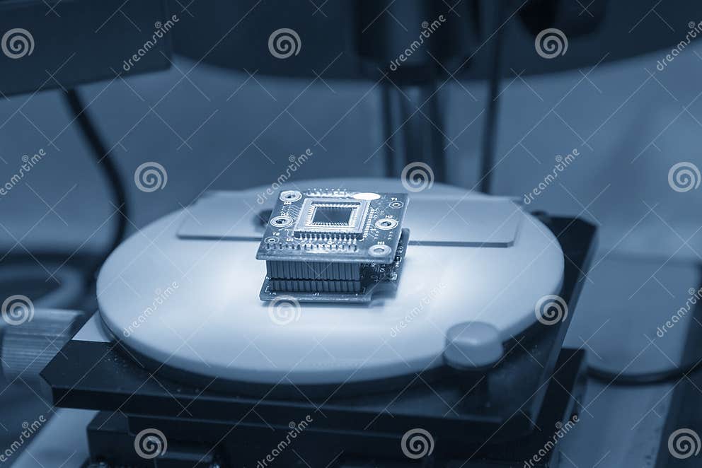 El Microprocesador De La CPU En El Microscopio Imagen de archivo ...