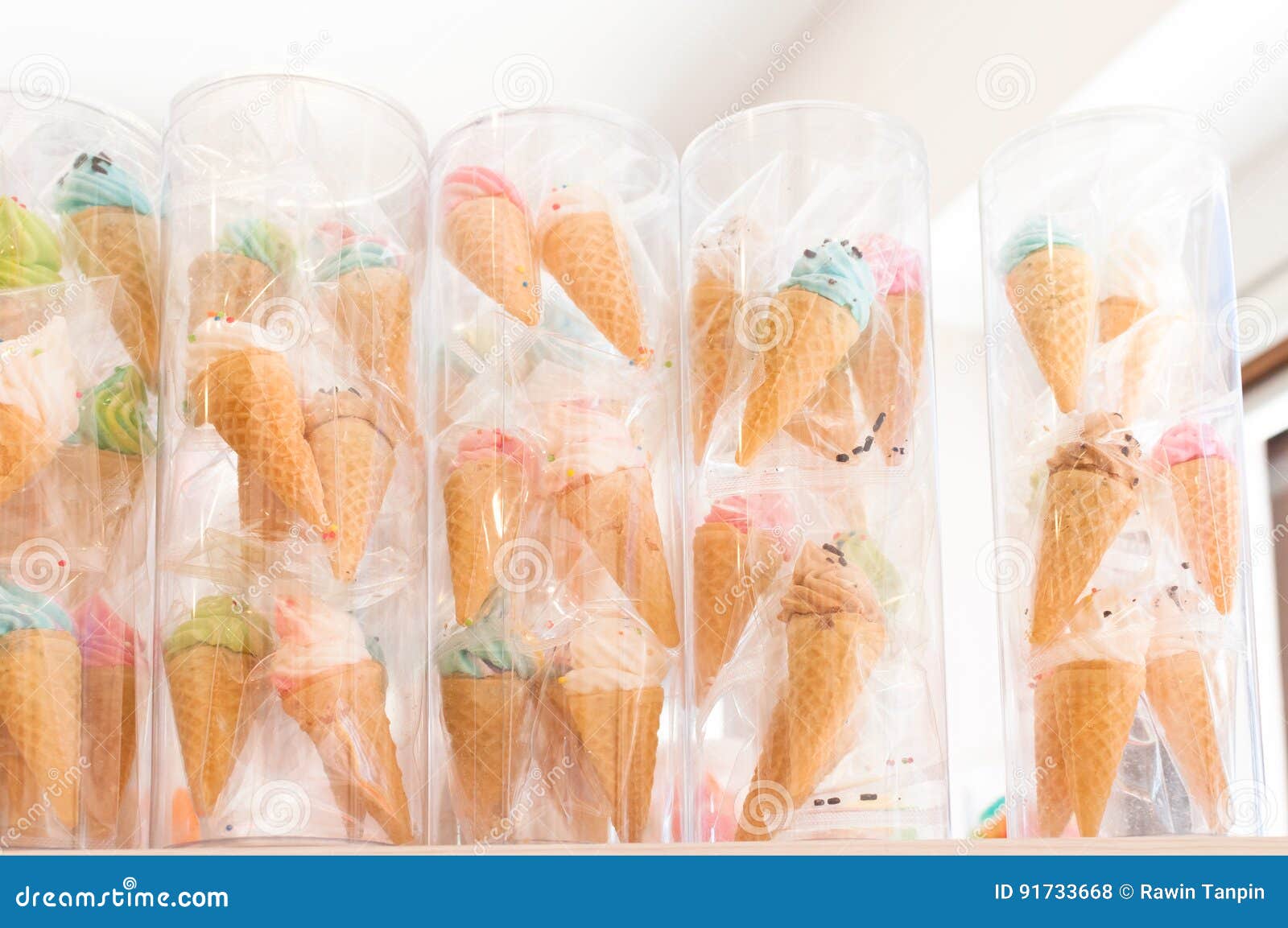 El Mini Cono De Helado Dulce Con Color Del Arco Iris Asperja Foto de ...