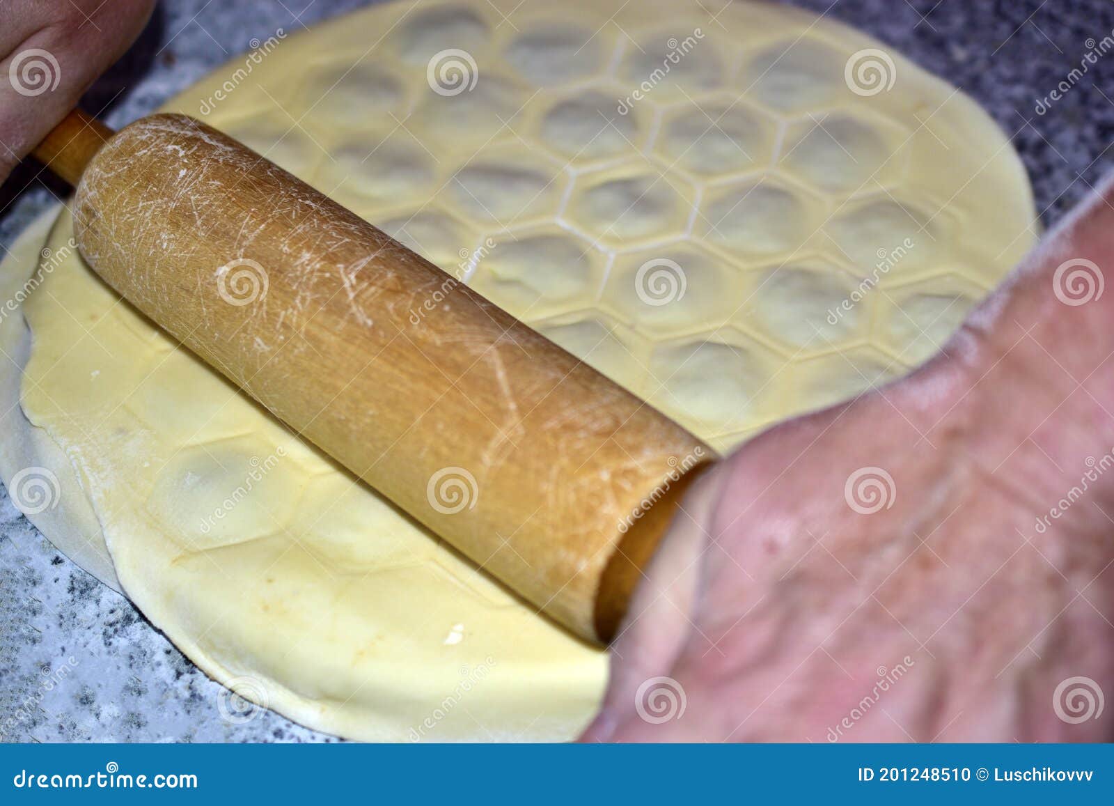 El Modelado De Cocinar Las Bolas De Masa Hervida De Carne Utilizando Un