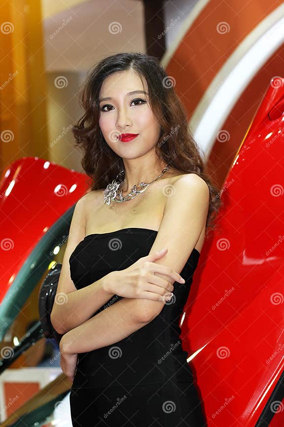 El modelo con las joyas imagen de archivo editorial. Imagen de perlas ...