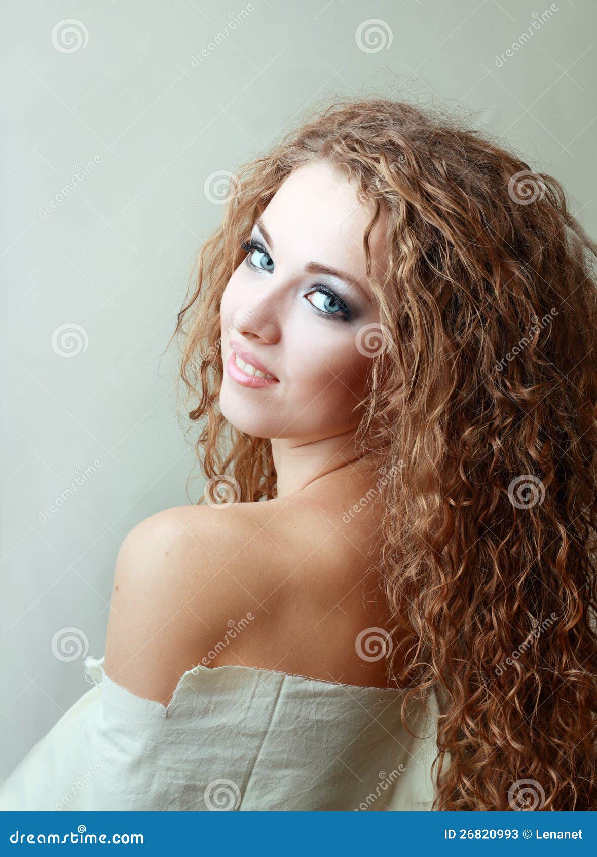 El Modelo Con Perfecto Compone En Andrajos Imagen de archivo - Imagen ...