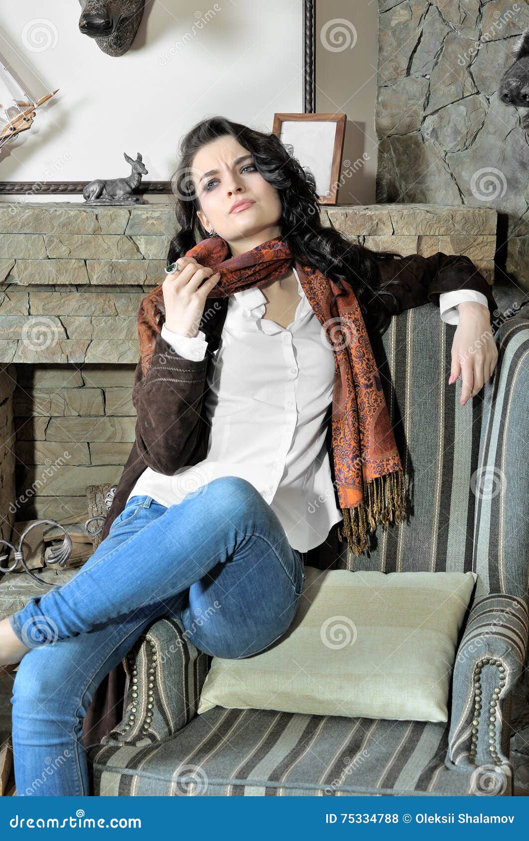 El Modelo Muestra La Ropa De Moda Foto de archivo - Imagen de retrato ...