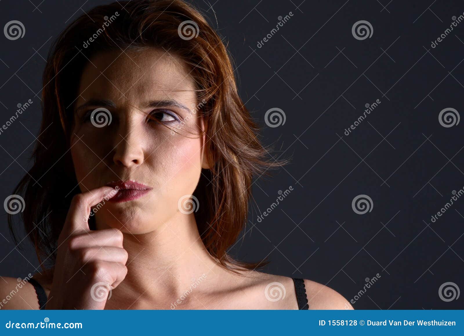 El modelo se lame foto de archivo. Imagen de adulto, morena - 1558128