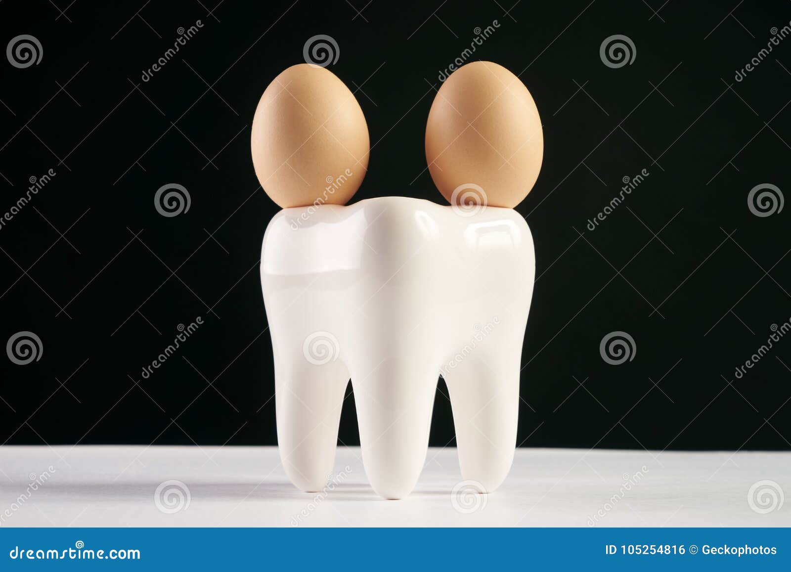 El Modelo Y El Pollo Humanos Sanos Blancos Del Diente Egg Foto de ...