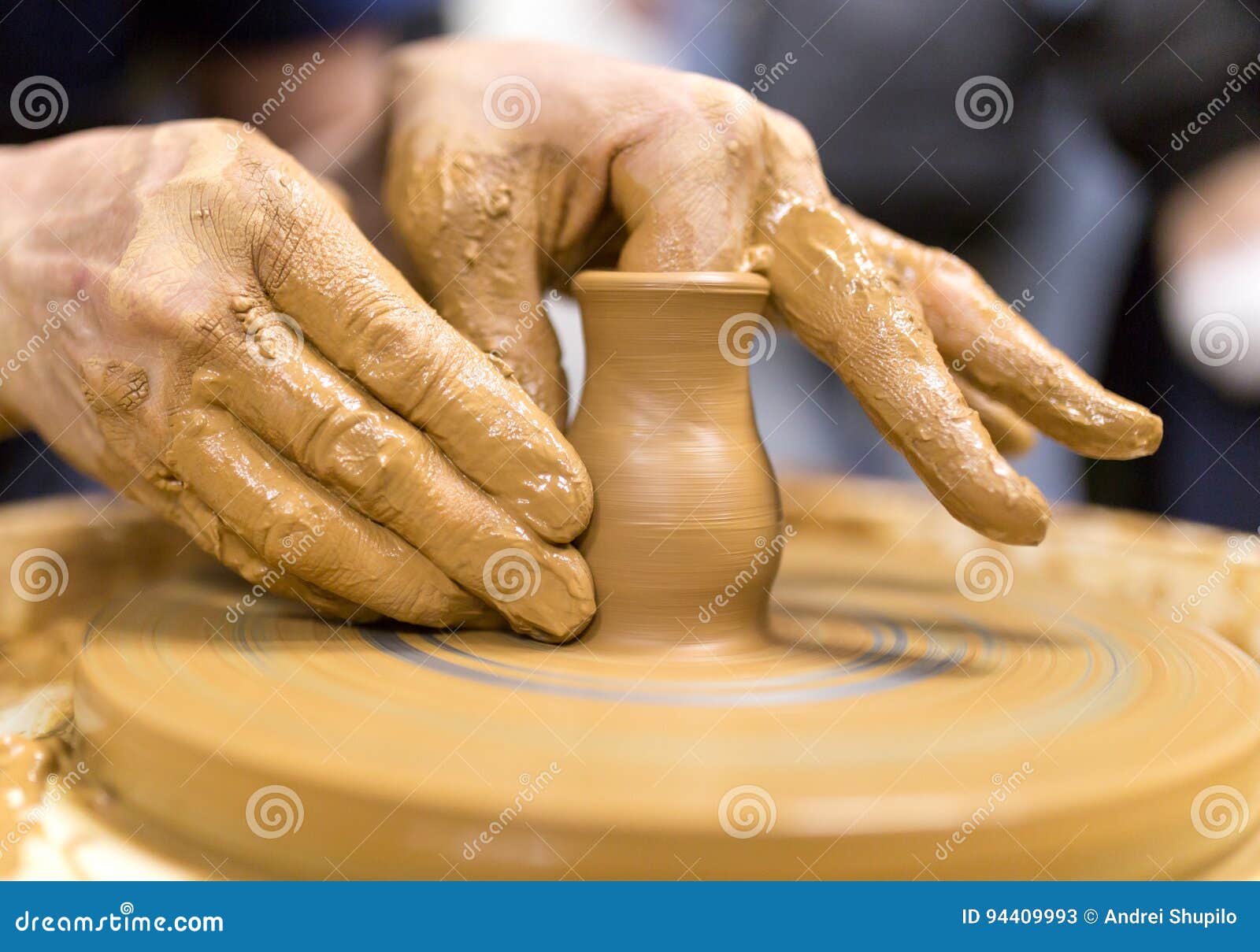 El moldear con cerámica imagen de archivo. Imagen de cerrojo - 94409993