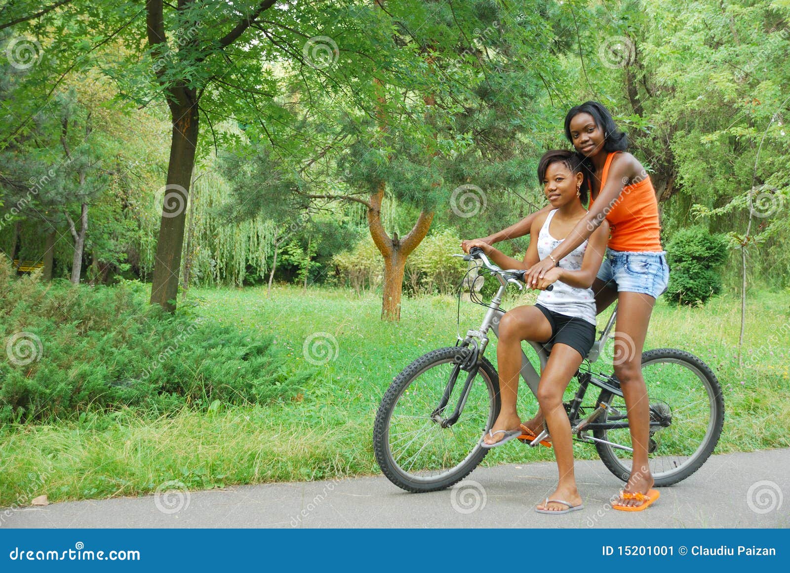 El montar de las muchachas imagen de archivo. Imagen de hierba - 15201001