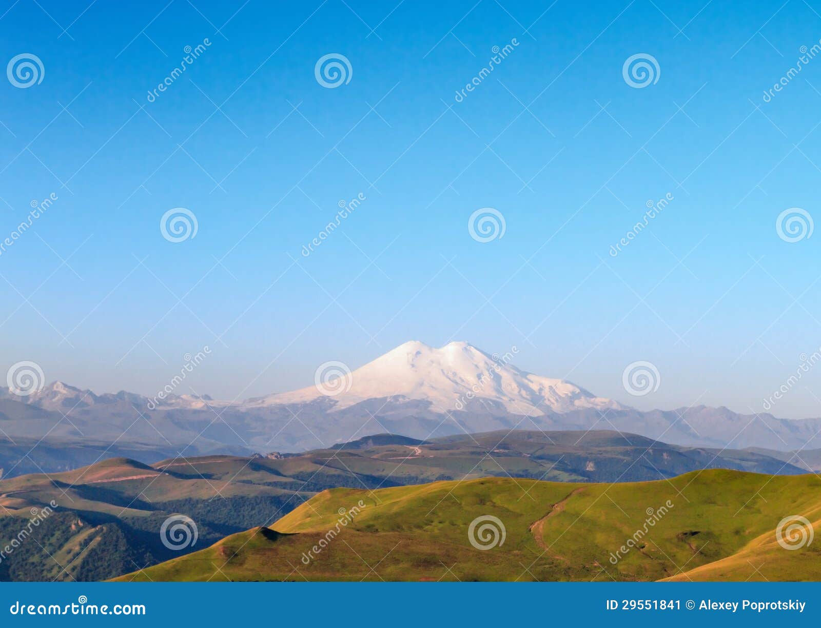 El monte Elbrus, Rusia imagen de archivo. Imagen de hierba - 29551841