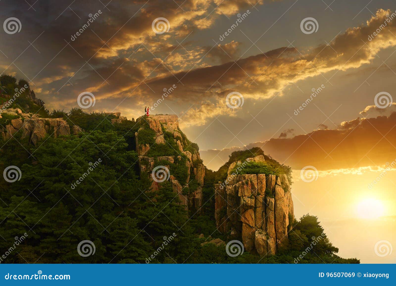 El Monte Tai, Shandong, China Imagen de archivo - Imagen de nubes ...