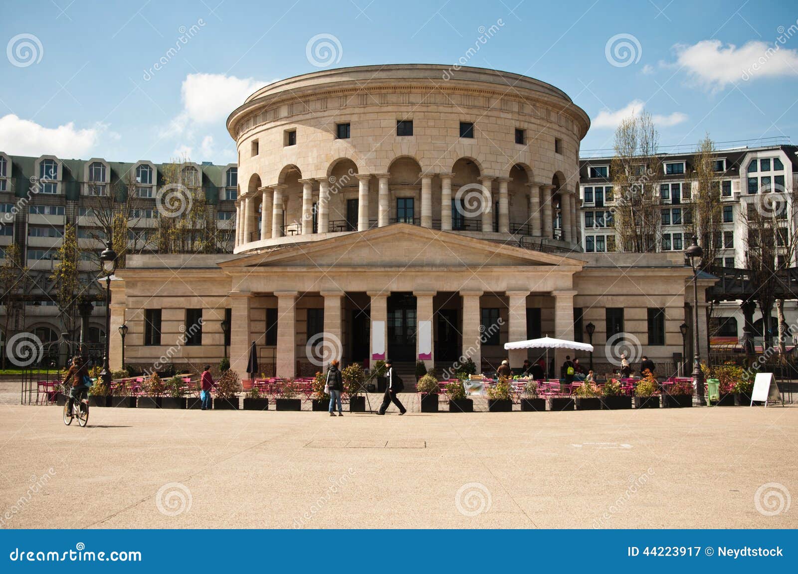 El monumento de la Rotonda fotografía editorial. Imagen de verano ...
