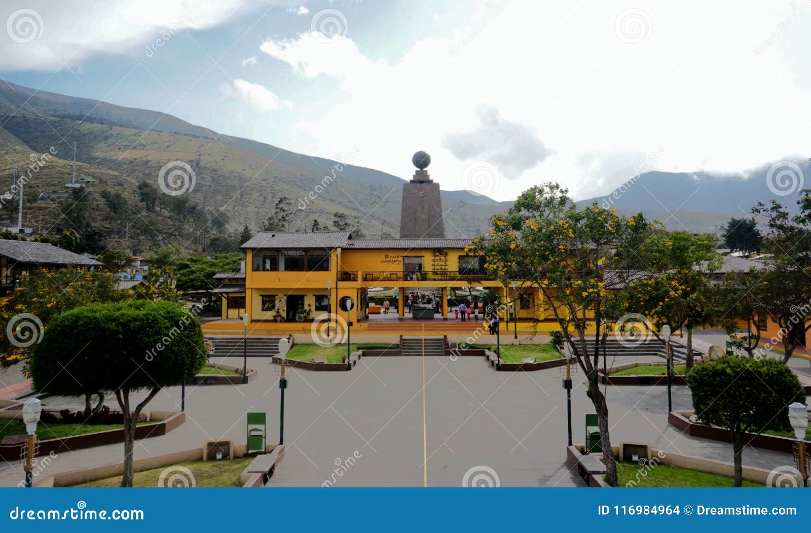 El Monumento Del Centro Del Mundo Imagen de archivo editorial - Imagen ...