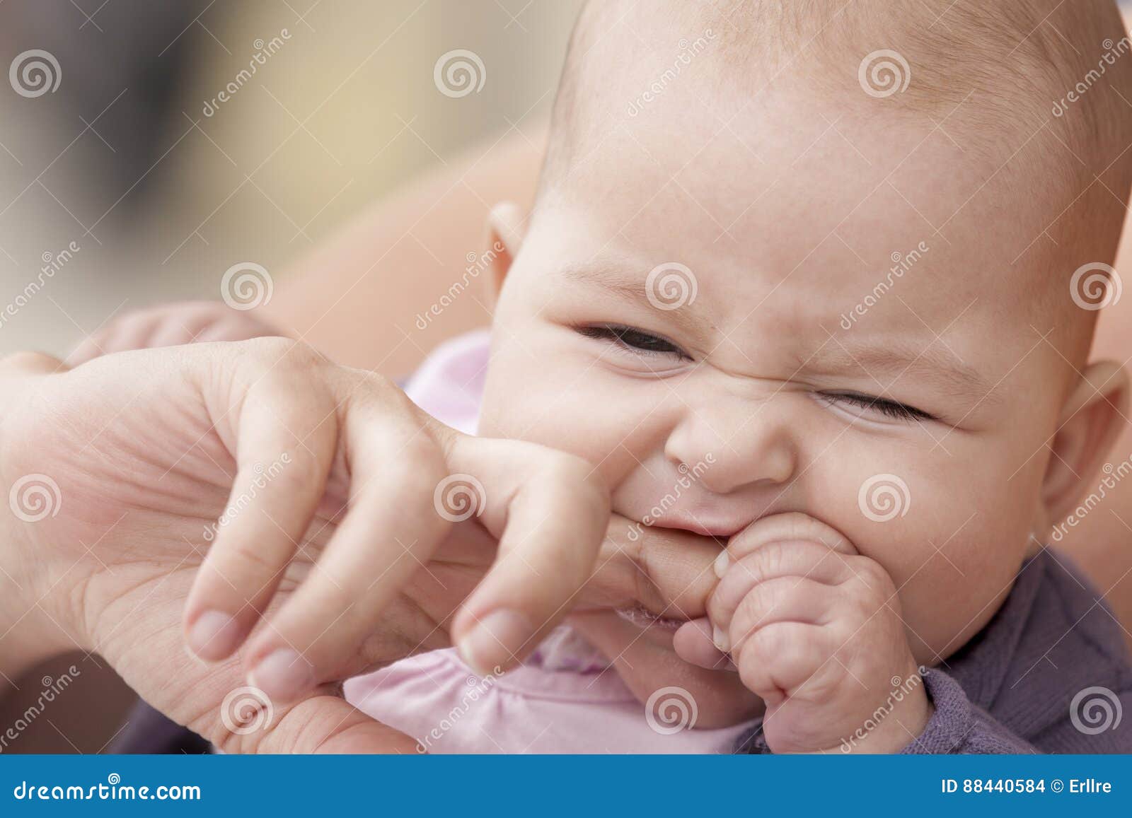 El morder del bebé foto de archivo. Imagen de cara, mano - 88440584