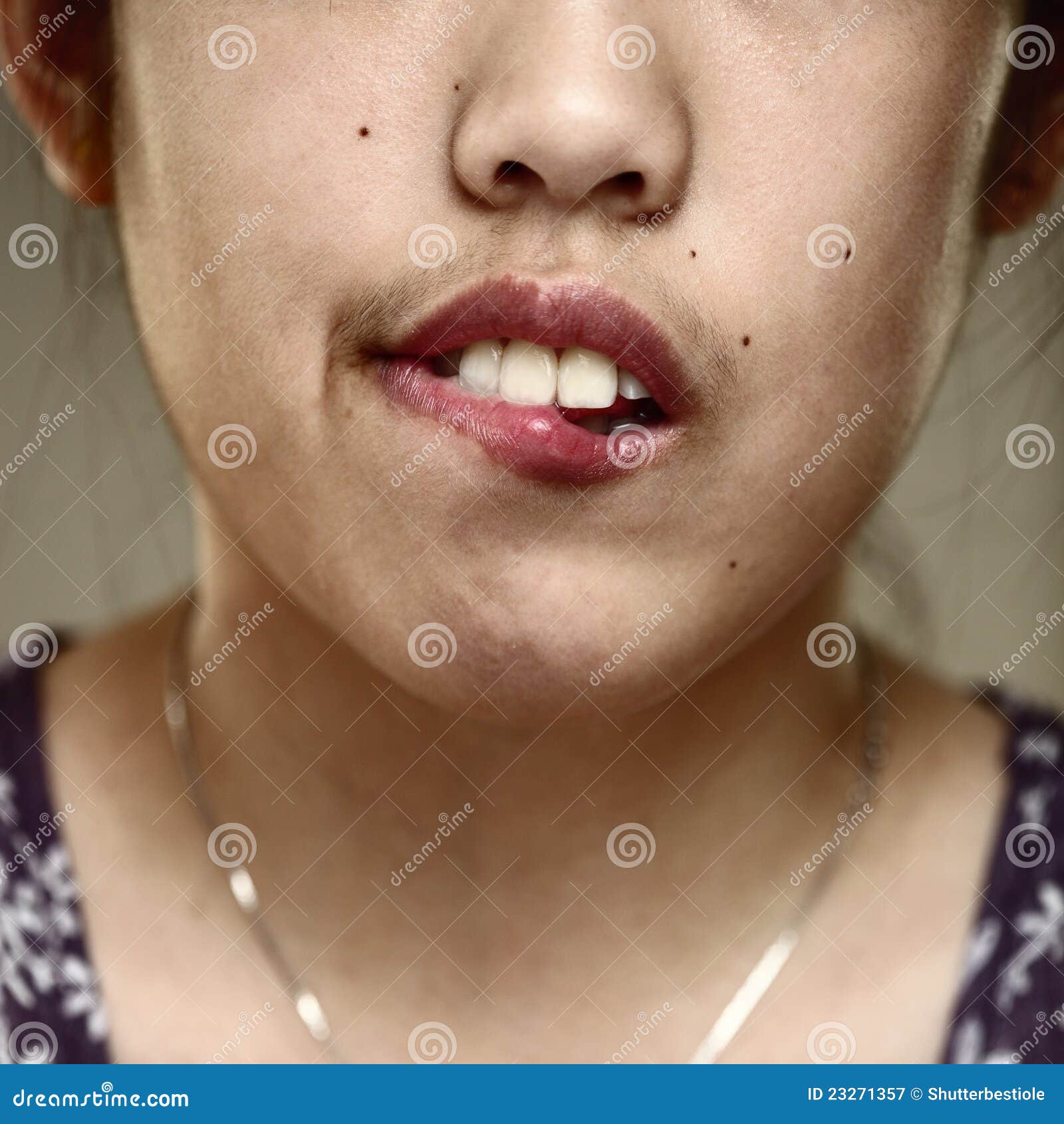 El morder del labio imagen de archivo. Imagen de preocupado - 23271357
