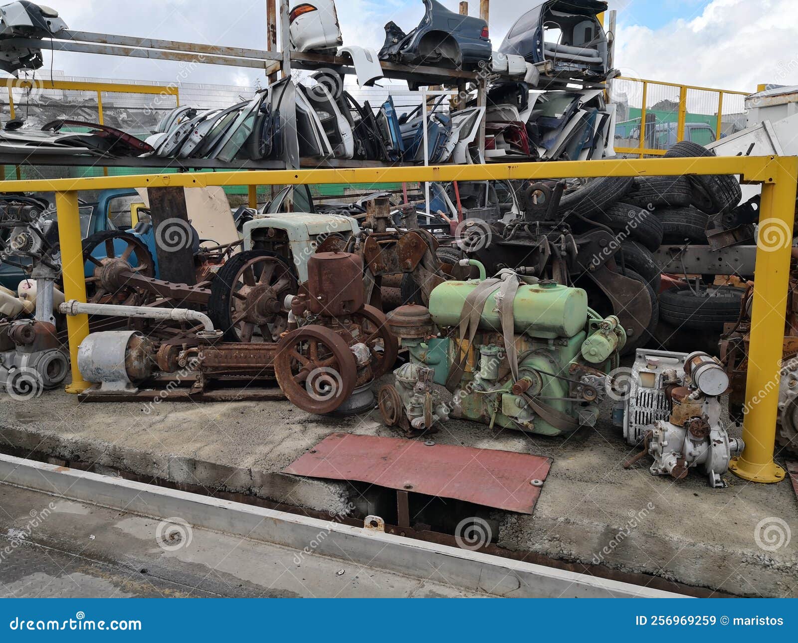 El Motor De Chatarra Y Las Partes De Coches. Imagen de archivo - Imagen ...