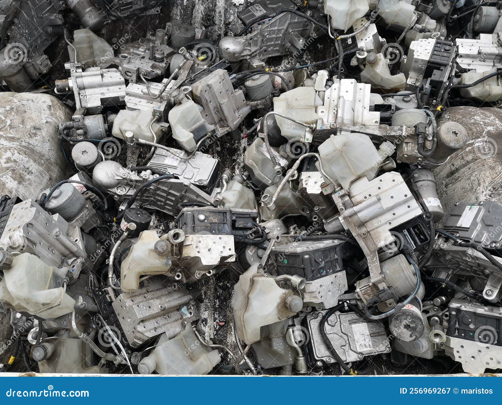 El Motor De Chatarra Y Las Partes De Coches. Imagen de archivo - Imagen ...