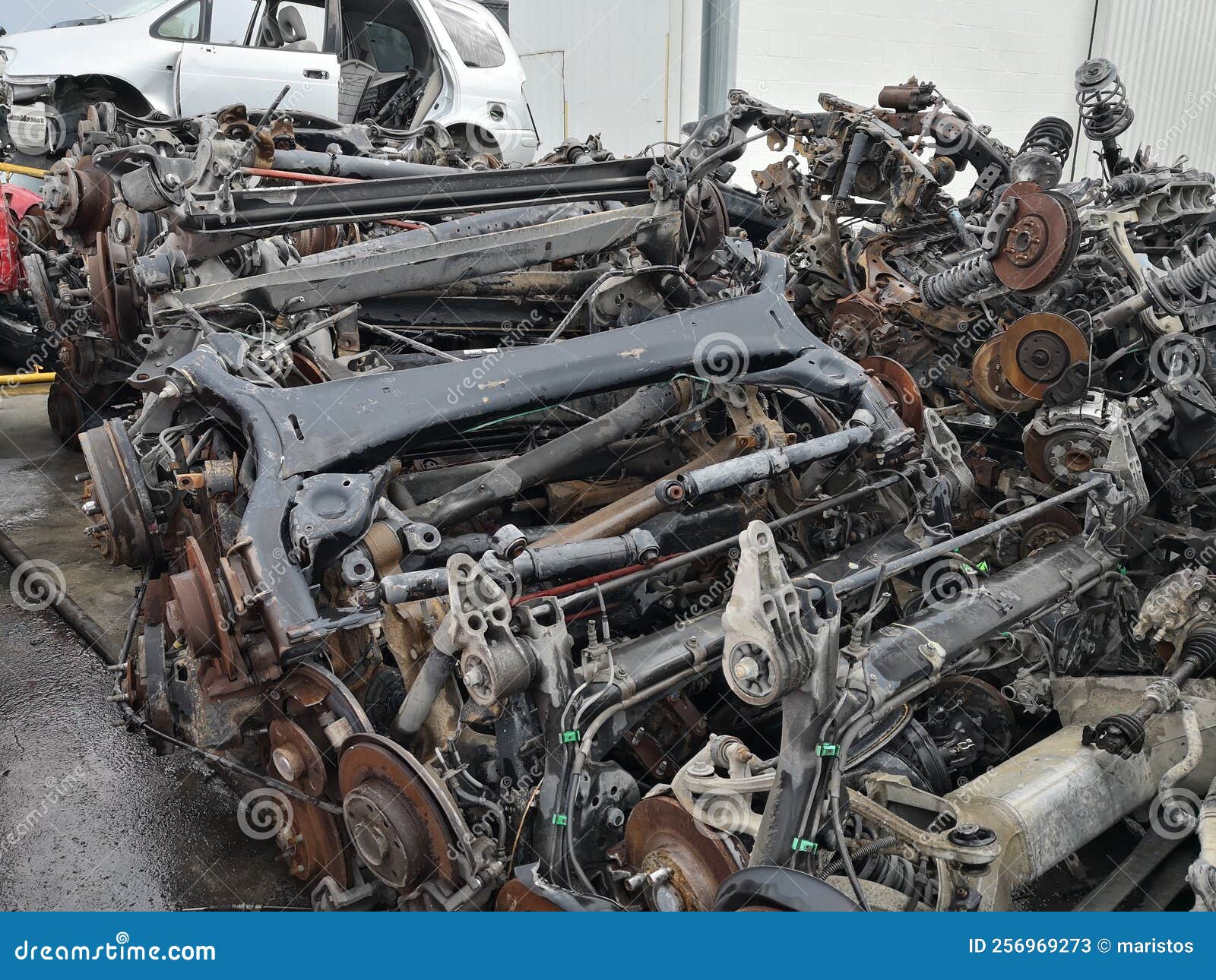 El Motor De Chatarra Y Las Partes De Coches. Imagen de archivo - Imagen ...