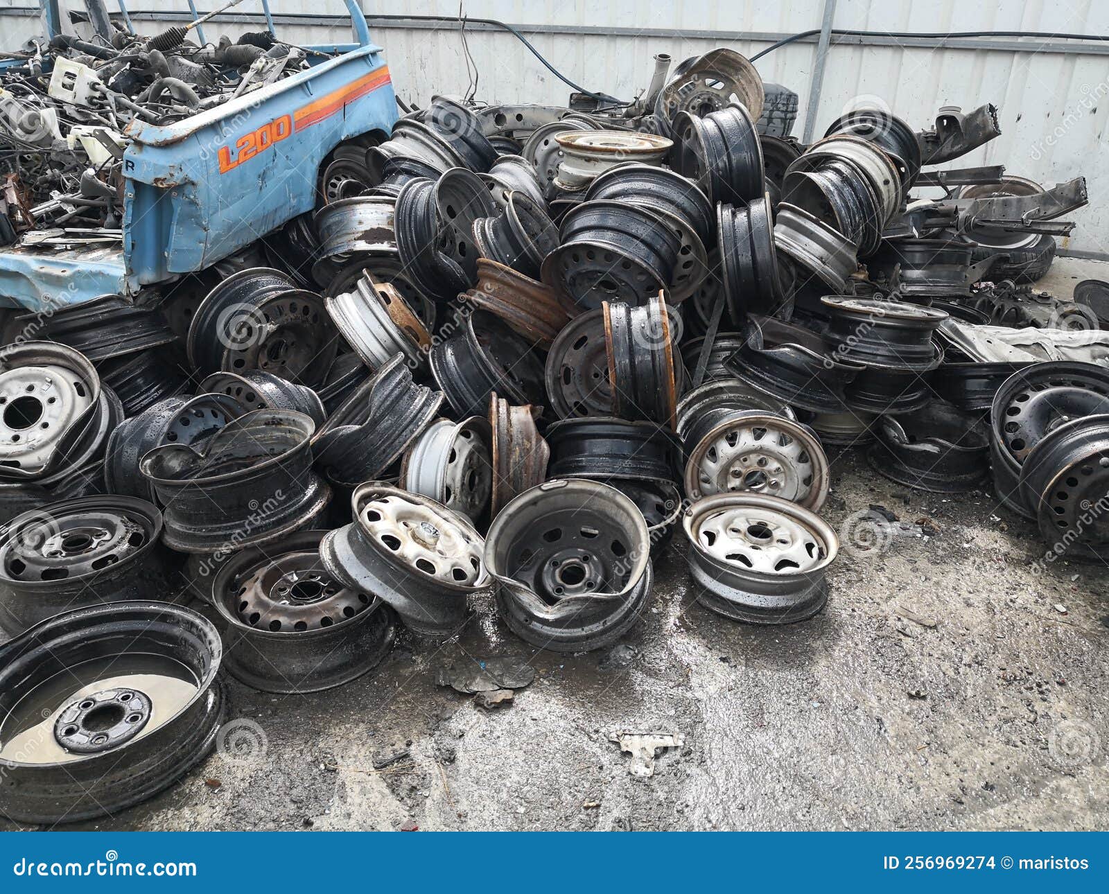 El Motor De Chatarra Y Las Partes De Coches. Foto de archivo - Imagen ...