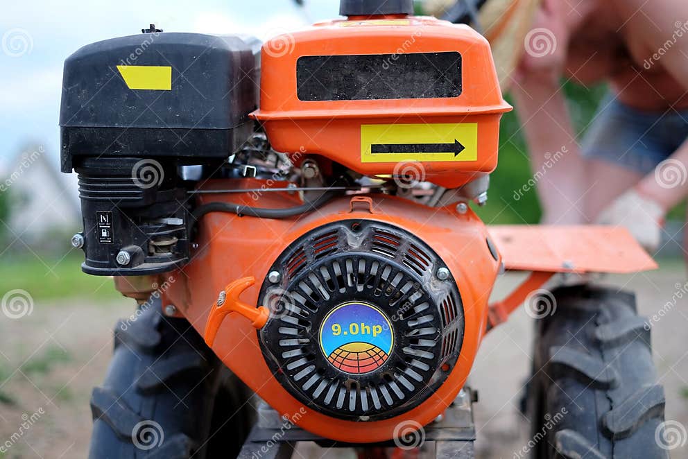 El motor de tractor foto de archivo. Imagen de azul, rural - 78141812