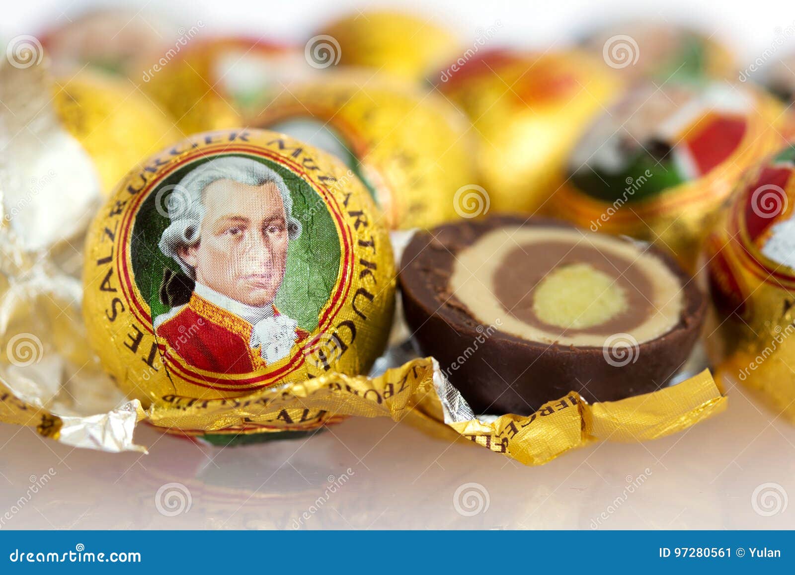El Mozartkugel, Dulces Dulces De Austria Foto editorial - Imagen de ...