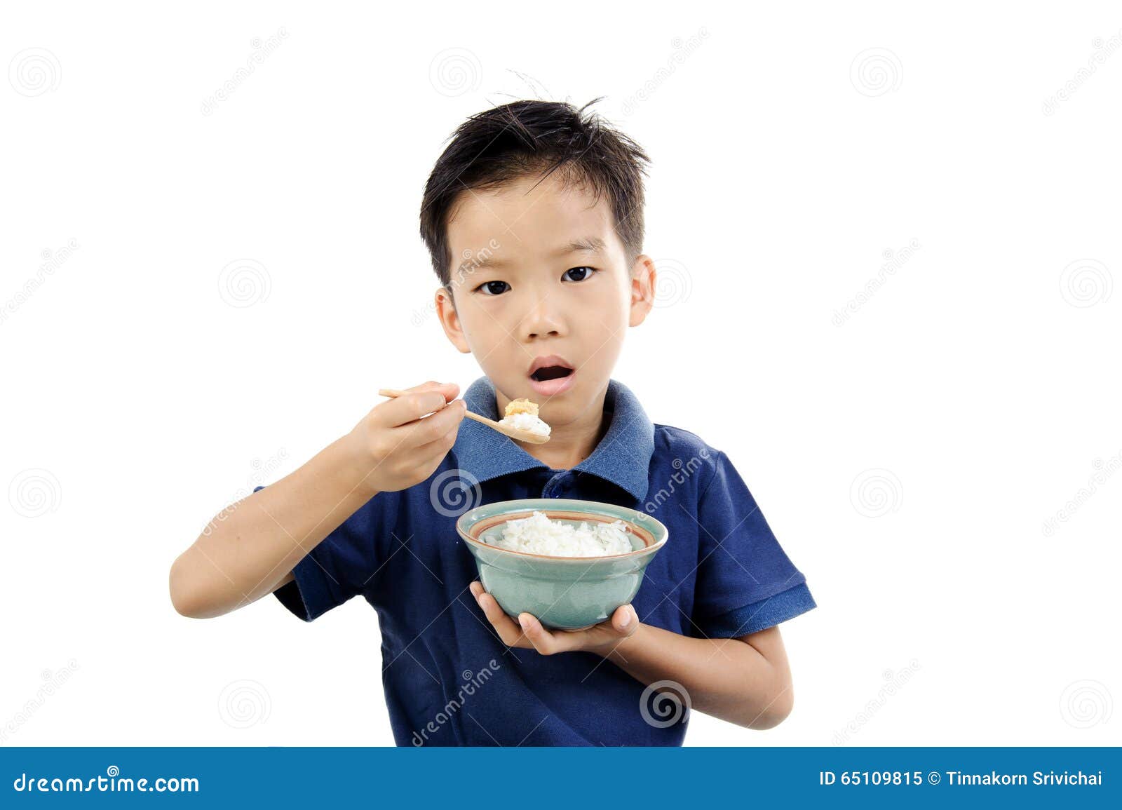El muchacho come el arroz imagen de archivo. Imagen de madera - 65109815