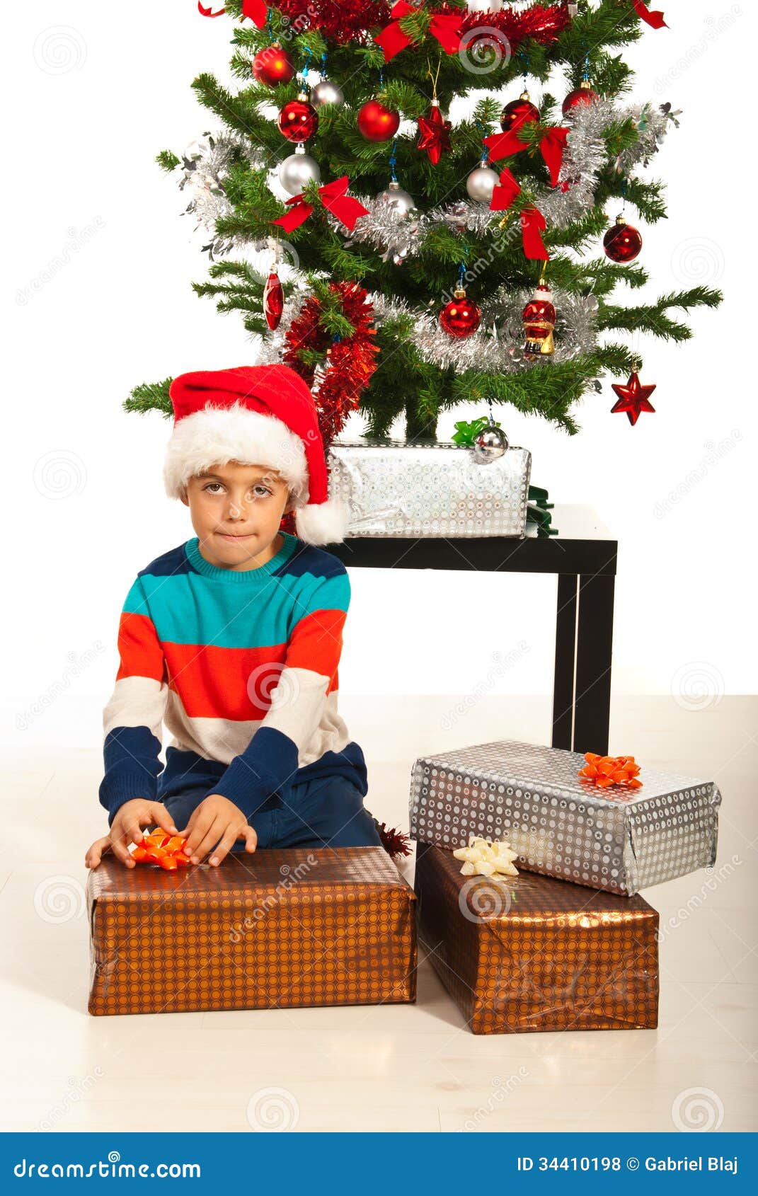 El Muchacho Embala Regalos De Navidad Foto de archivo - Imagen de ...