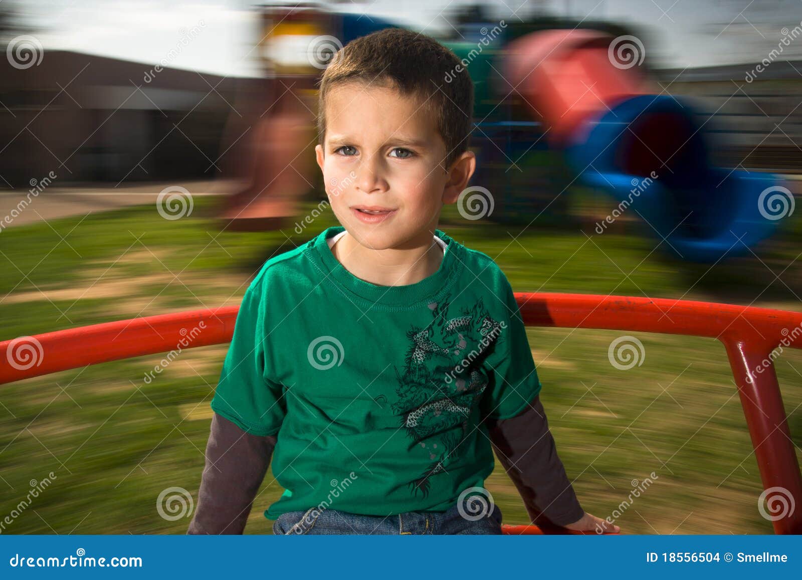 El Muchacho En Feliz Va Redondo Foto de archivo - Imagen de activo ...