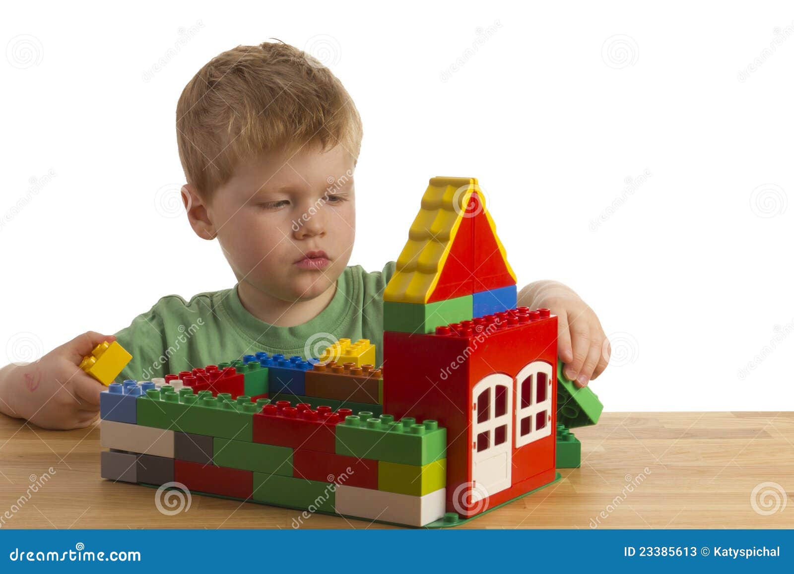 El Muchacho Está Construyendo Una Casa Imagen de archivo - Imagen de ...