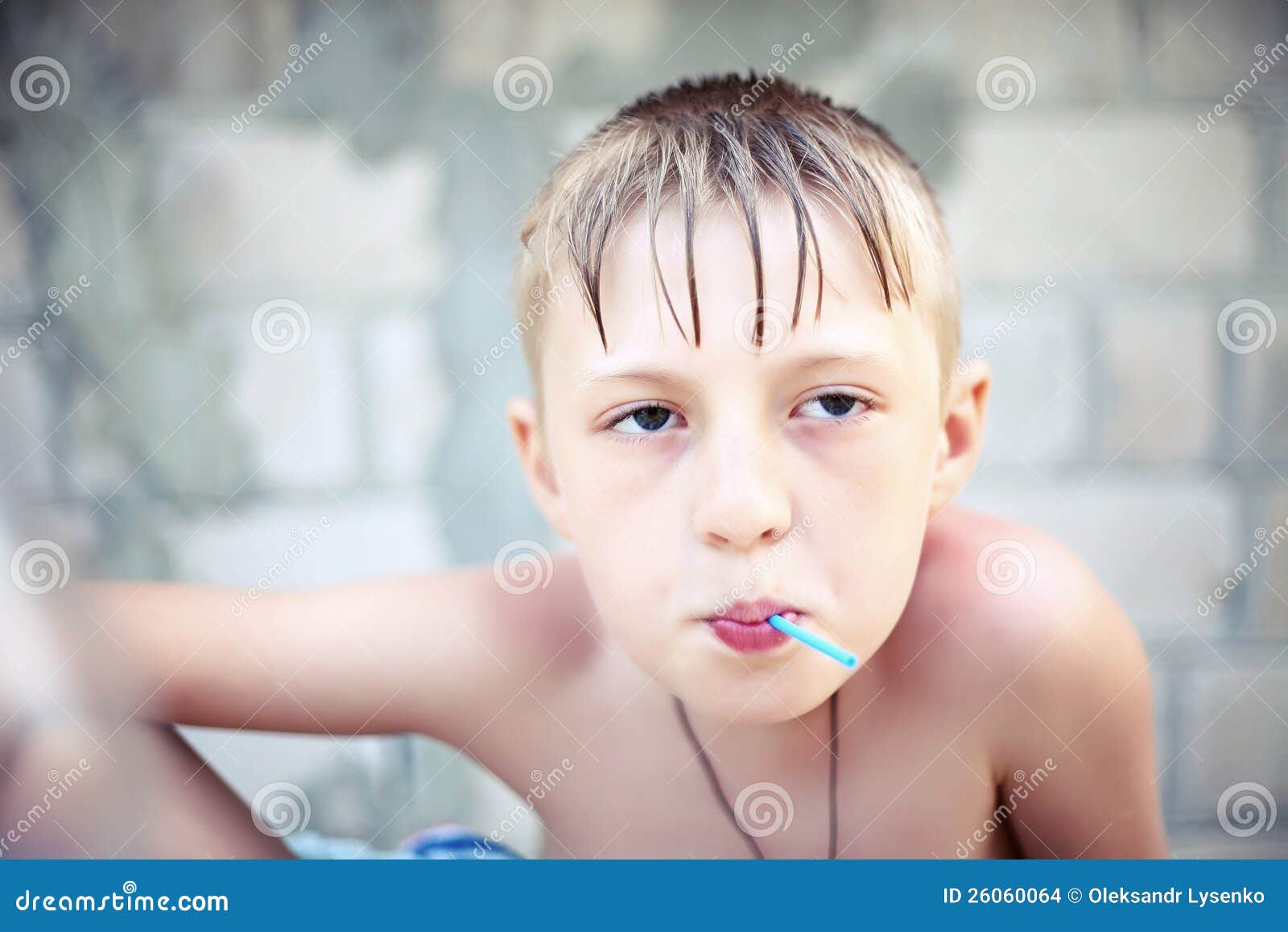 El Muchacho Goza Del Caramelo Foto de archivo - Imagen de caramelo ...