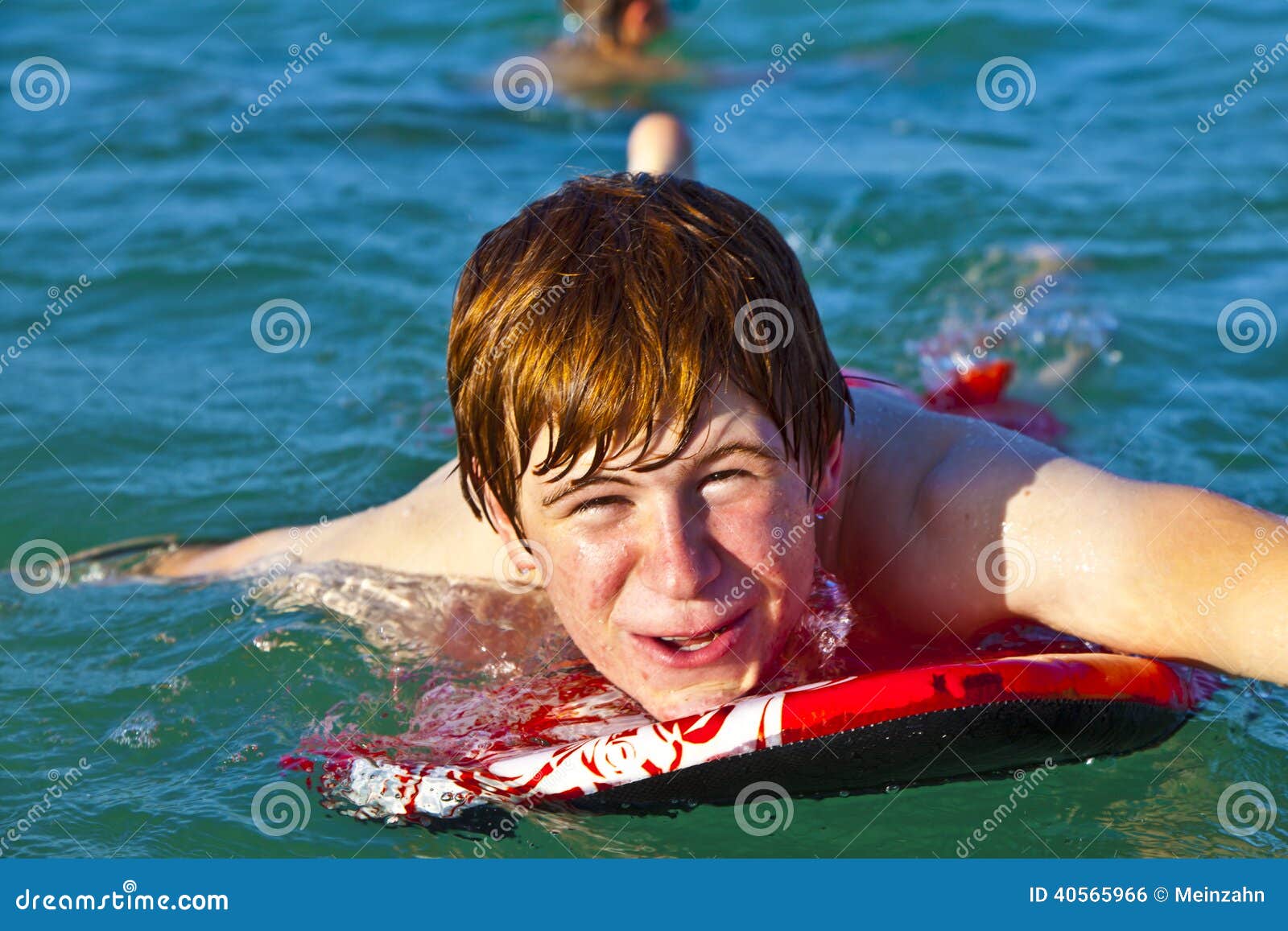 El Muchacho Joven Se Está Arrastrando Foto de archivo - Imagen de ...