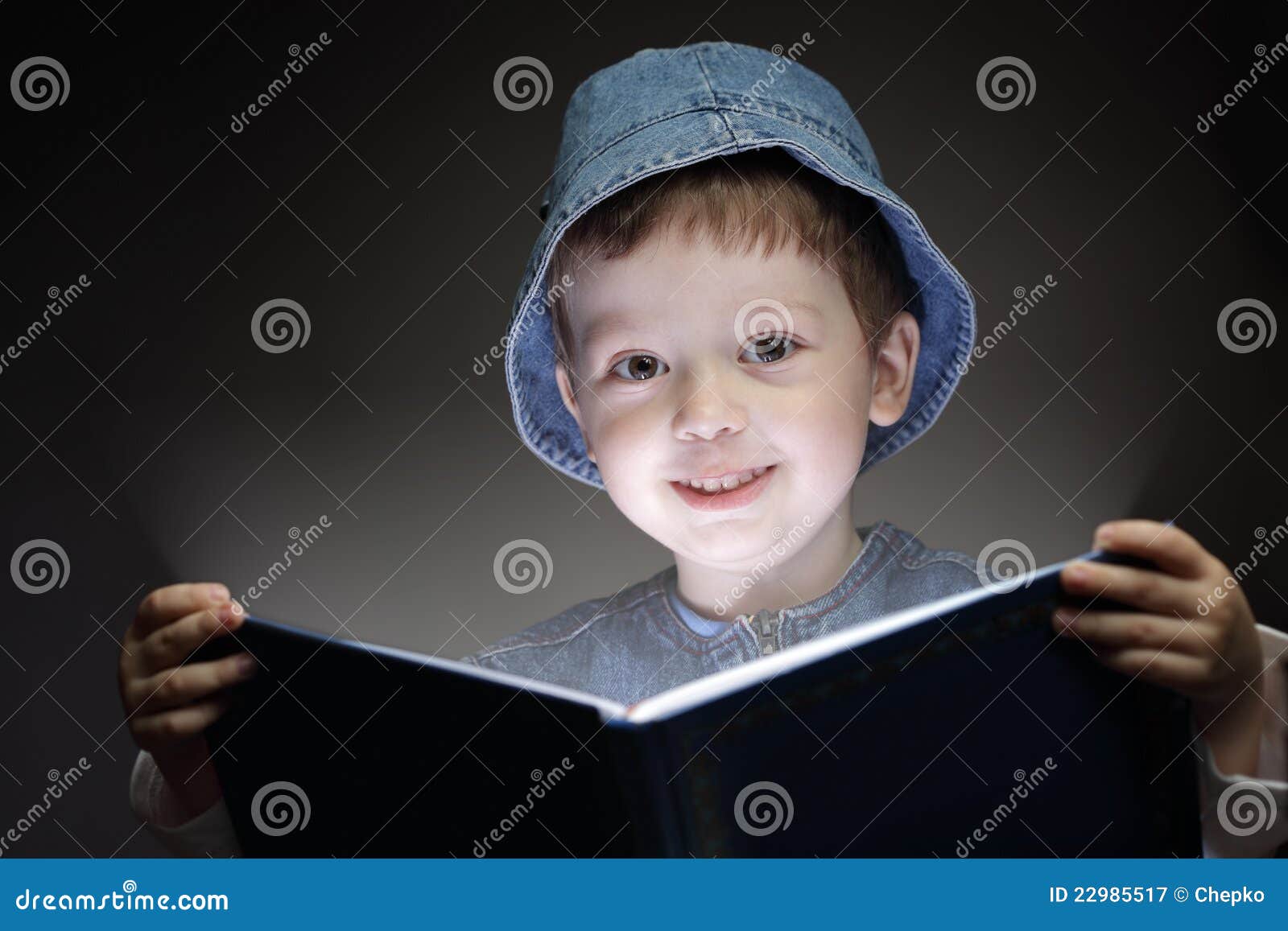 El muchacho leyó el libro imagen de archivo. Imagen de estudio - 22985517