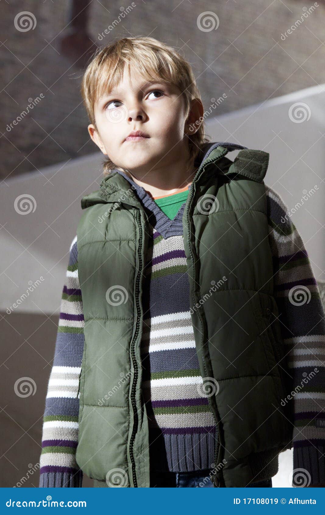 El Muchacho Que Considera Cuidadosamente Qué Imagen de archivo - Imagen ...