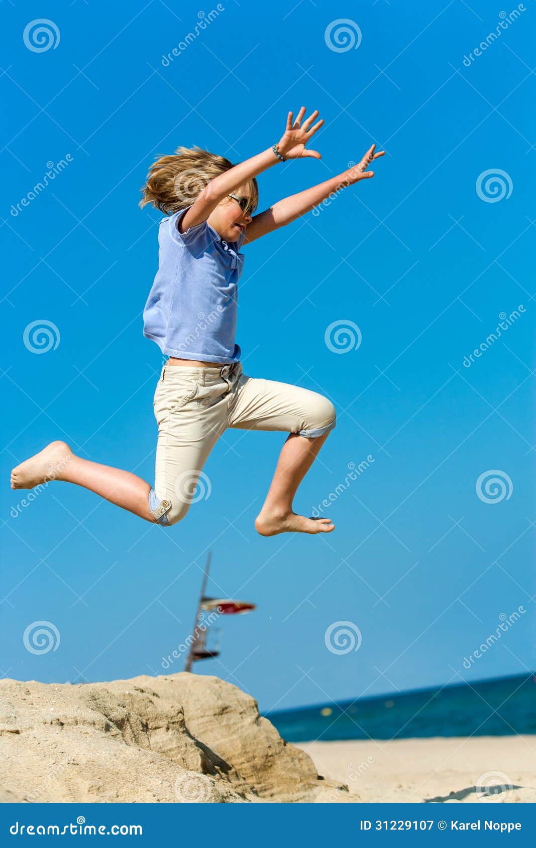 El Muchacho Que Salta Arriba En La Playa. Imagen de archivo - Imagen de ...