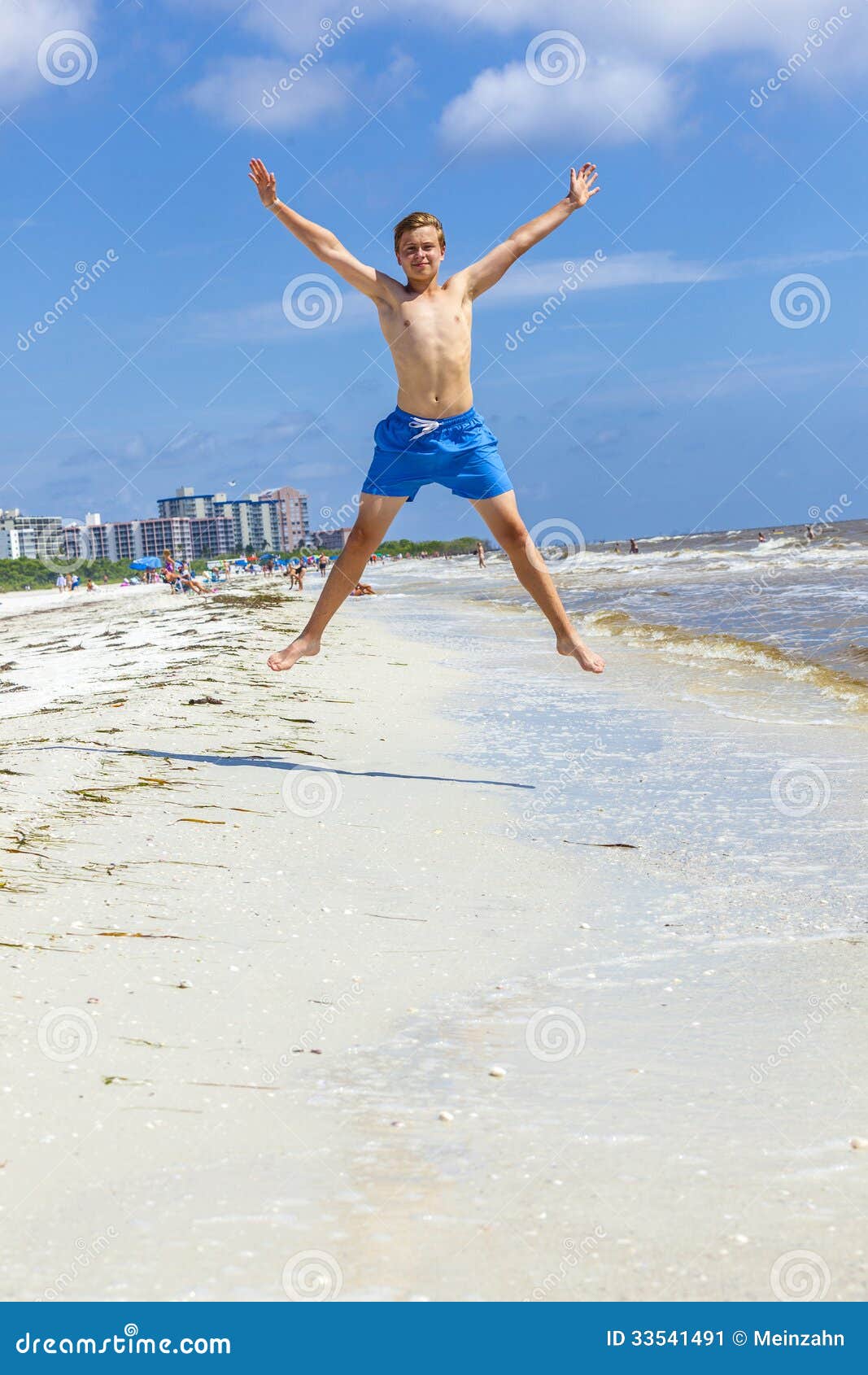 El Muchacho Salta En El Aire En La Playa Imagen de archivo - Imagen de ...