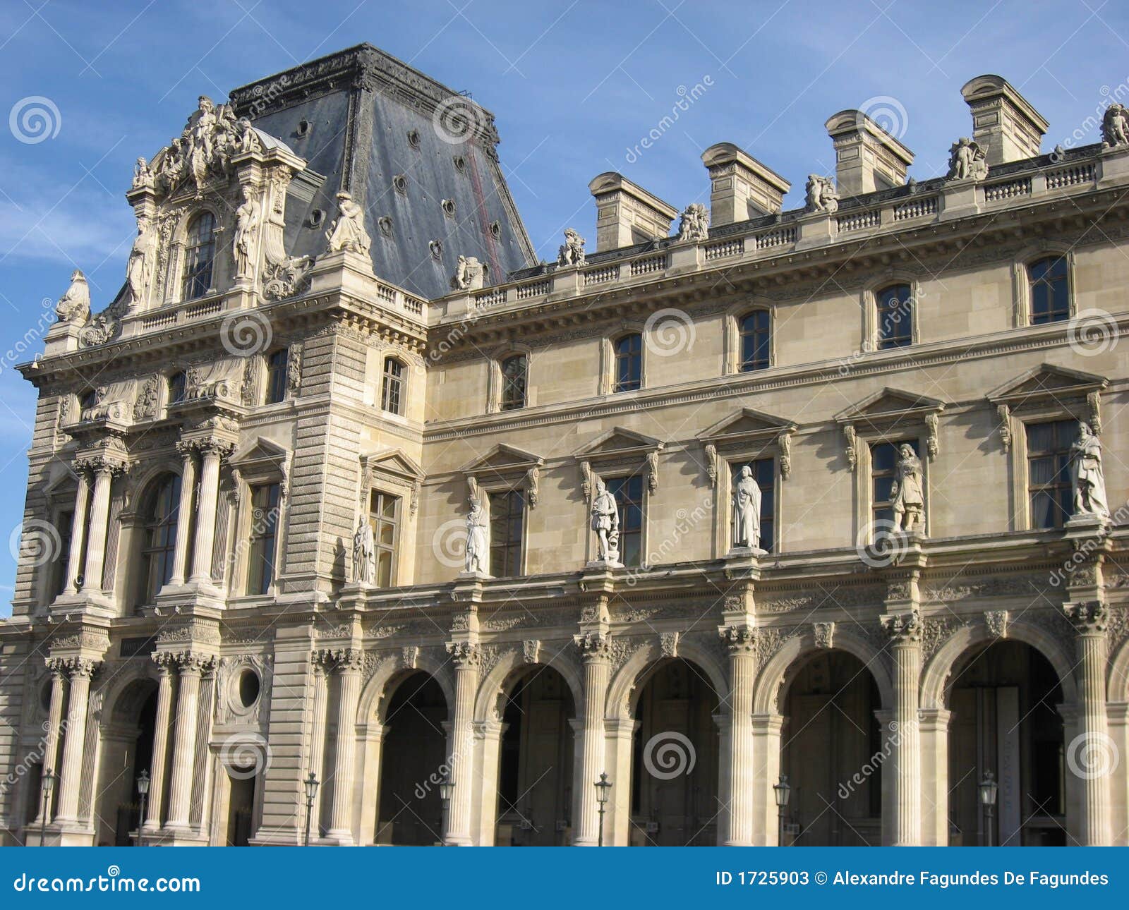 El Museo De La Lumbrera - París Imagen de archivo - Imagen de francia ...