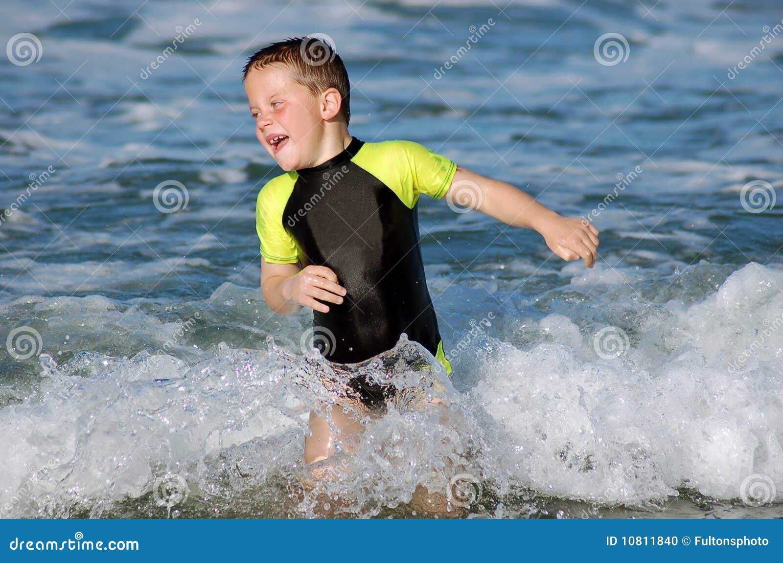 El nadar en el mar foto de archivo. Imagen de costero - 10811840