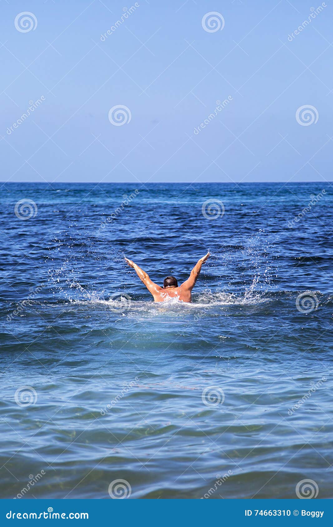 El nadar en el mar foto de archivo. Imagen de activo - 74663310