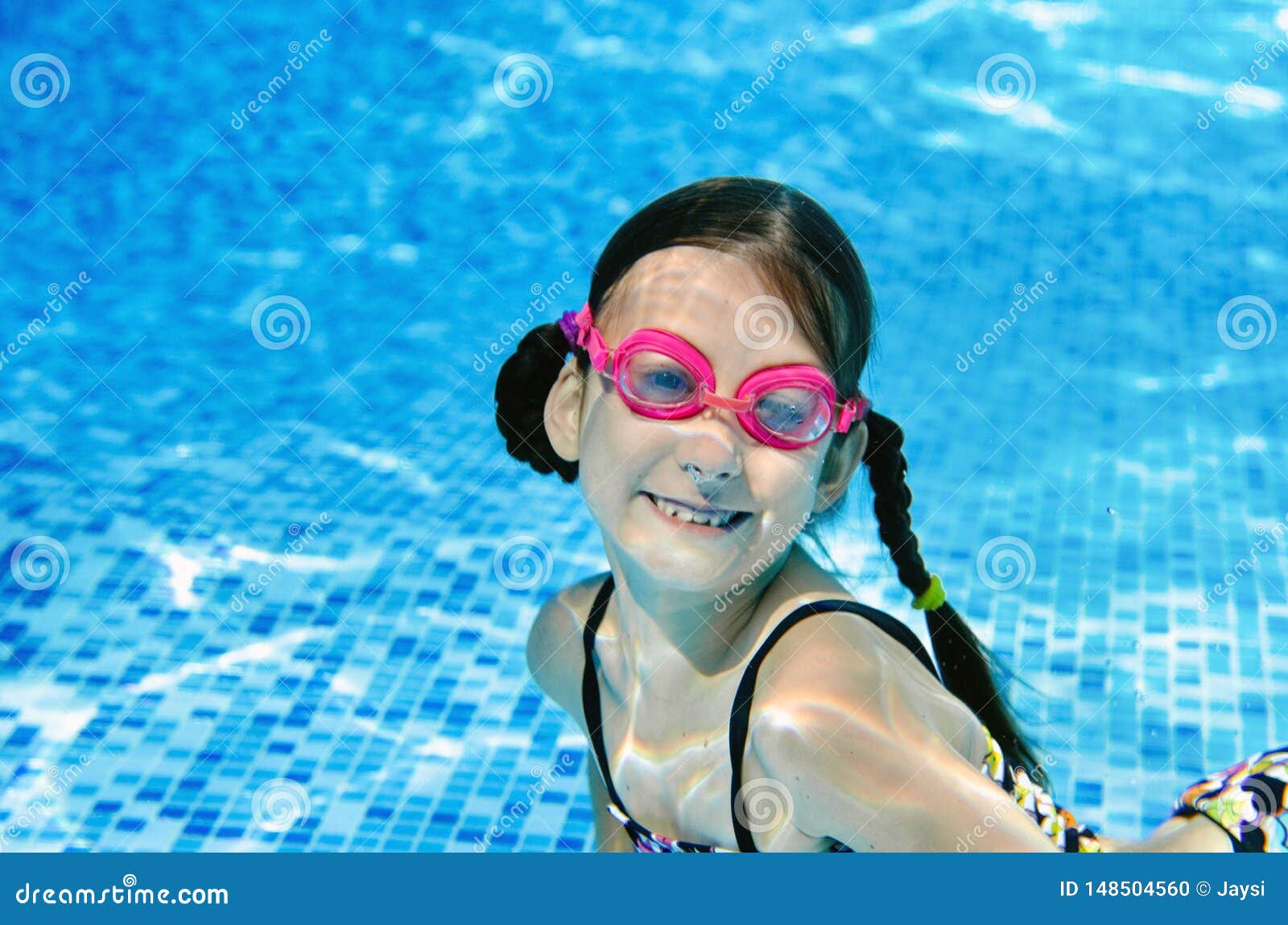 El Nio Nada Bajo El Agua En La Piscina Zambullidas Activas Felices De La Muchacha Del