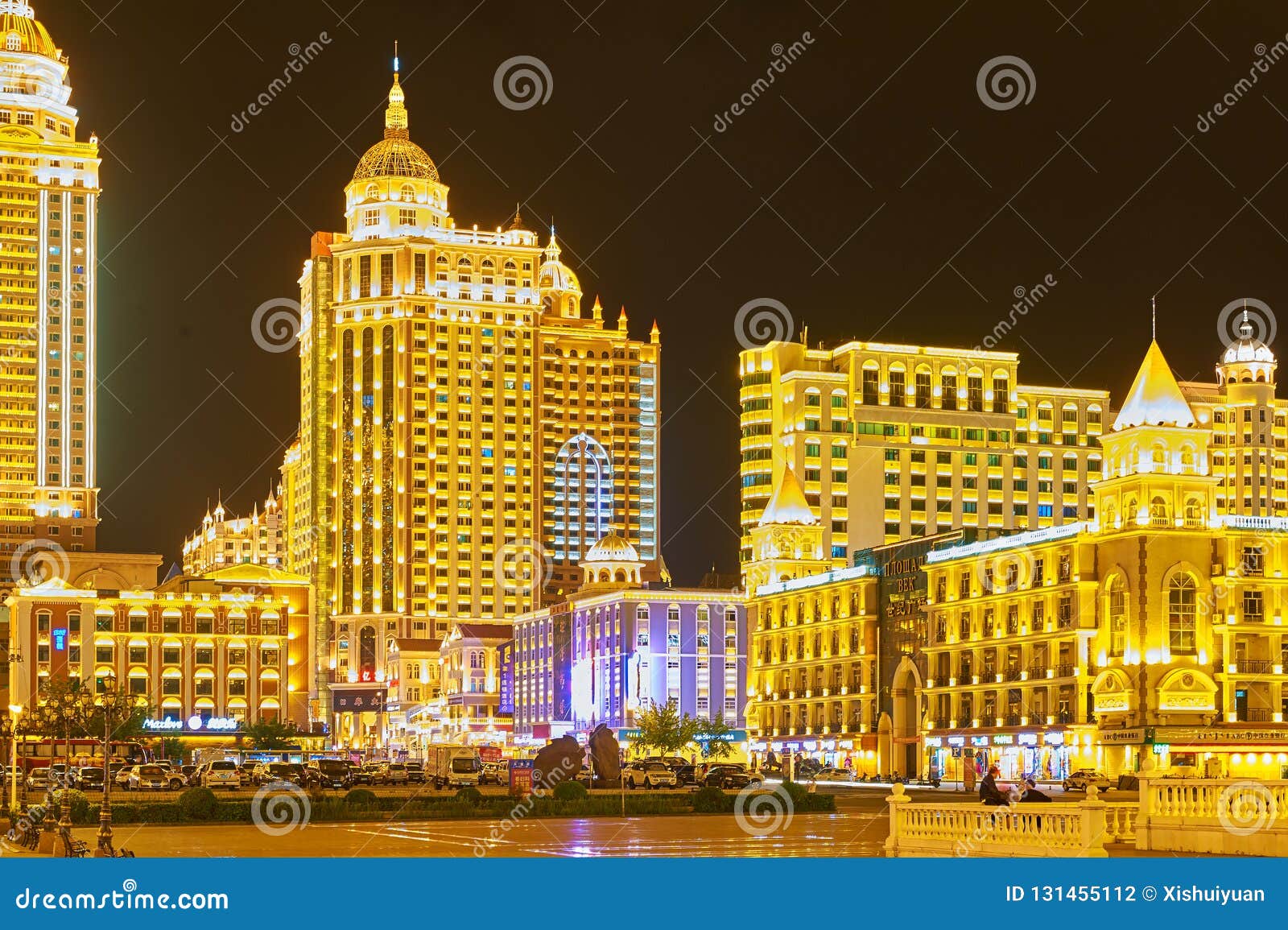 El Nighscape De Oro De Los Edificios De La Ciudad Fotografía editorial ...