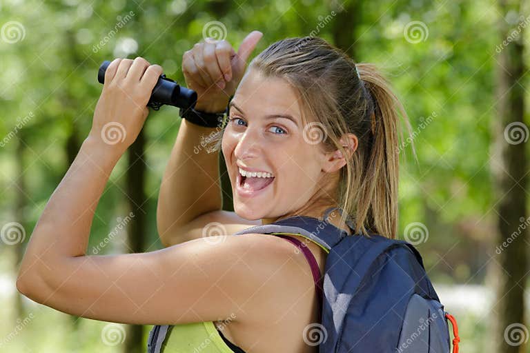 El Observador Femenino De Birdwatcher Muestra Los Pulgares Hacia Arriba Foto De Archivo Imagen