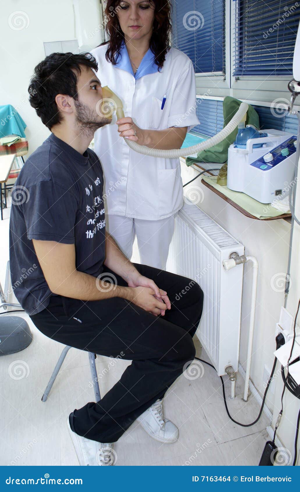 El paciente inhala foto de archivo. Imagen de exhalar - 7163464