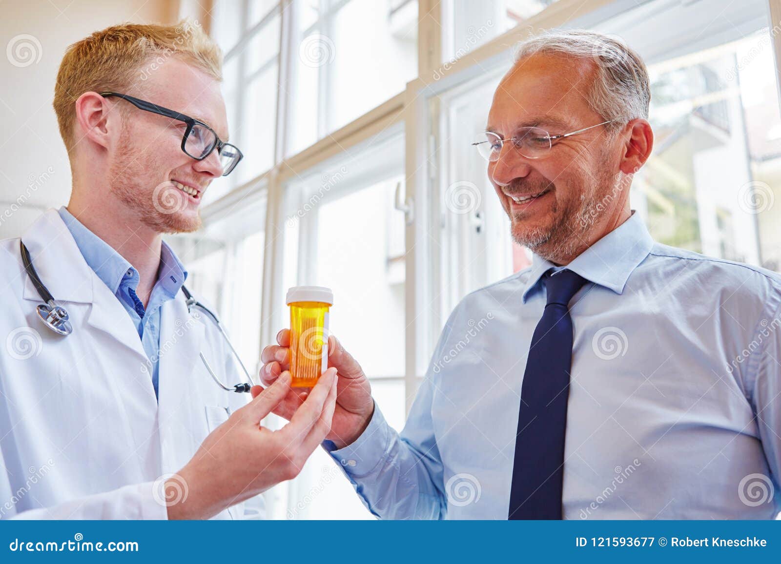 El Paciente Recibe La Droga De Doctor Imagen de archivo - Imagen de ...